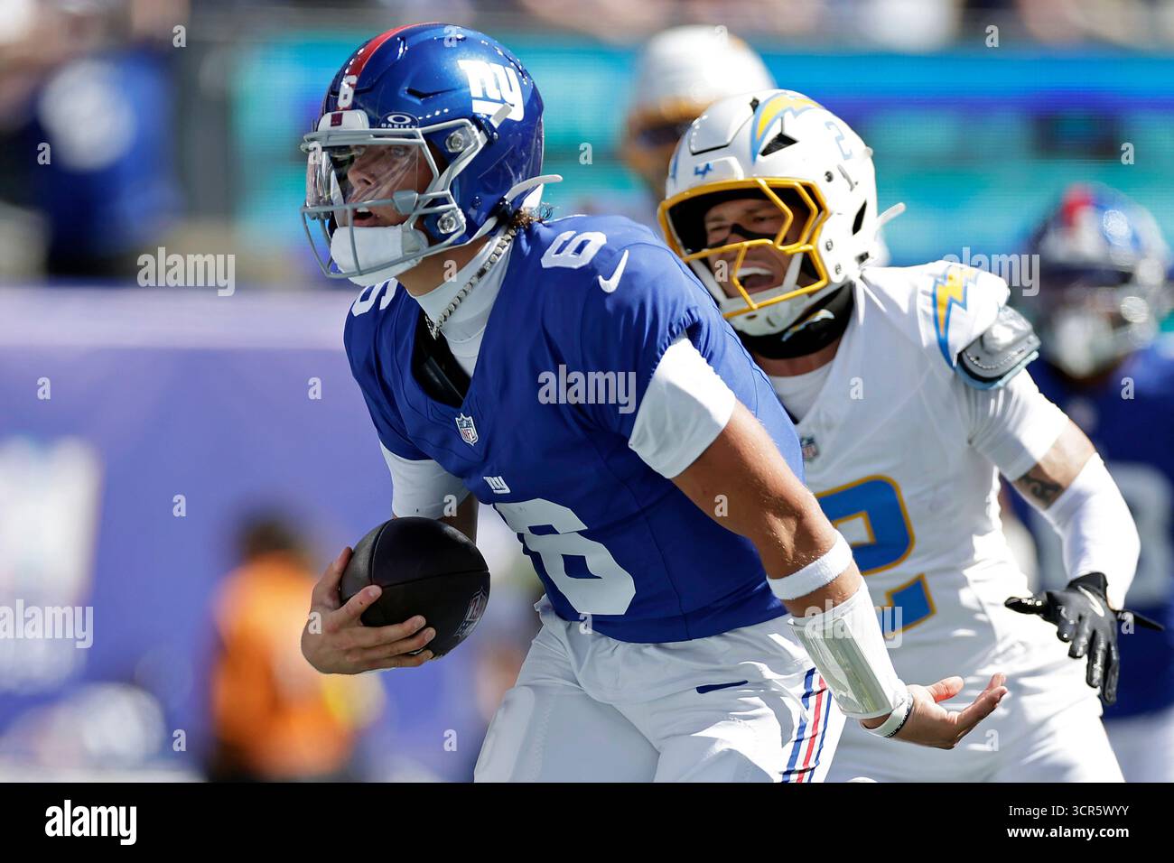 New York Giants quarterback Jaxson Dart (6) runs with the ball for a touchdown during an NFL ...