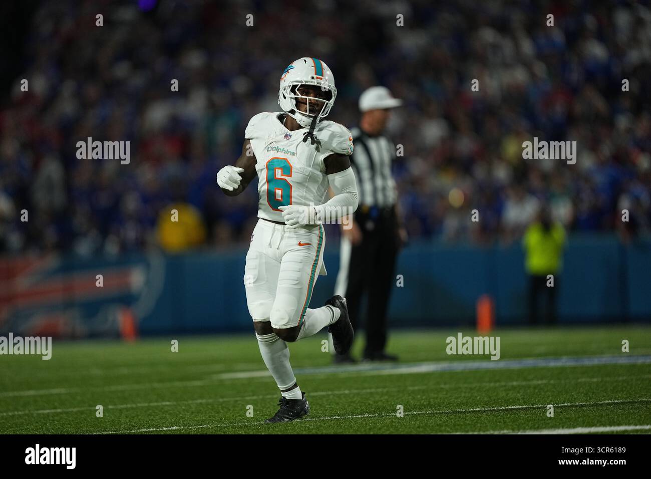 Miami Dolphins' Malik Washington in action during an NFL football game ...