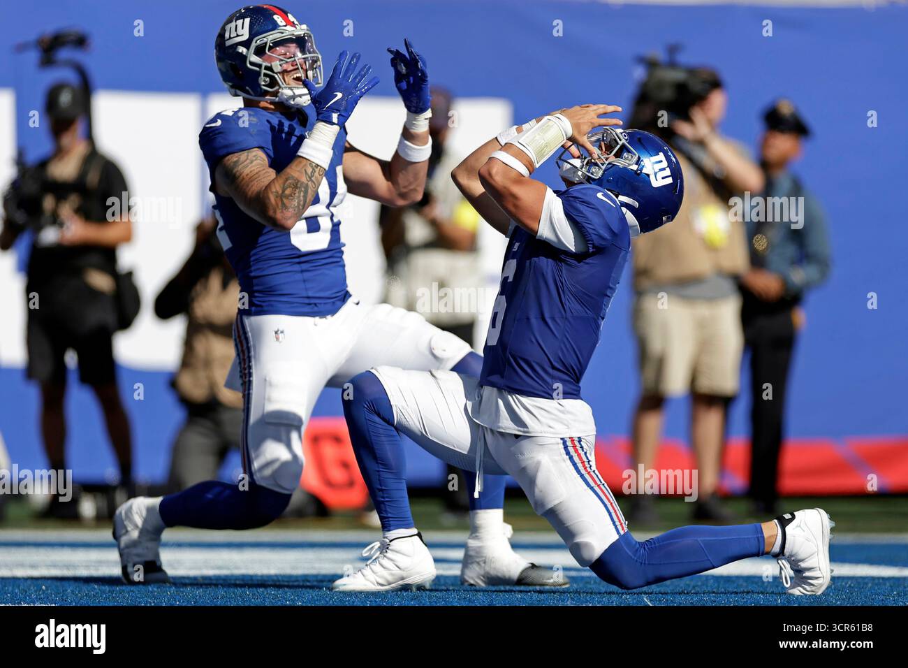 New York Giants quarterback Jaxson Dart (6) and tight end Theo Johnson (84) celebrate a ...