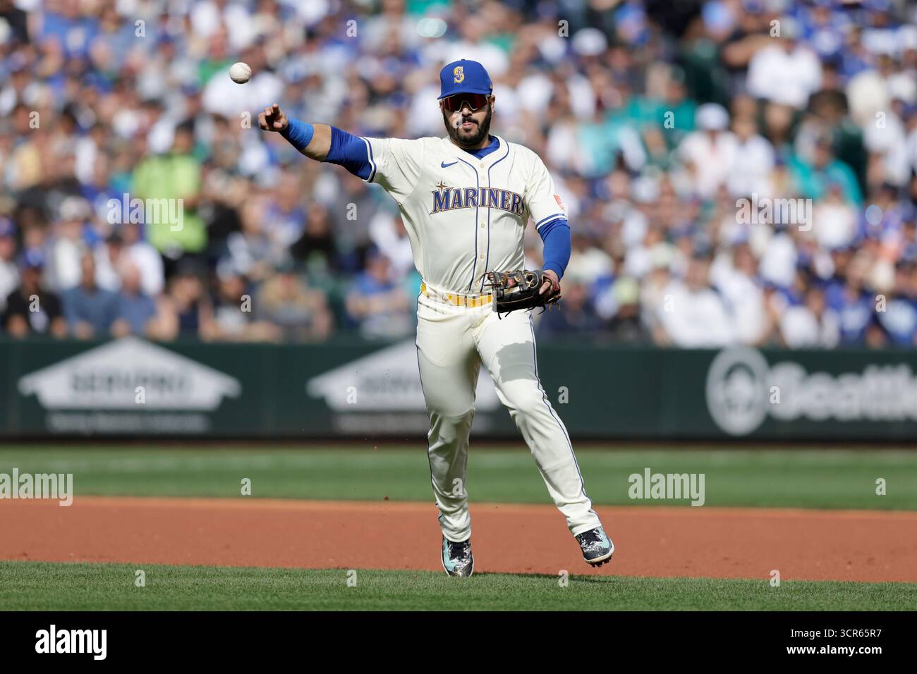Seattle Mariners third baseman Eugenio Suárez throws to first after ...
