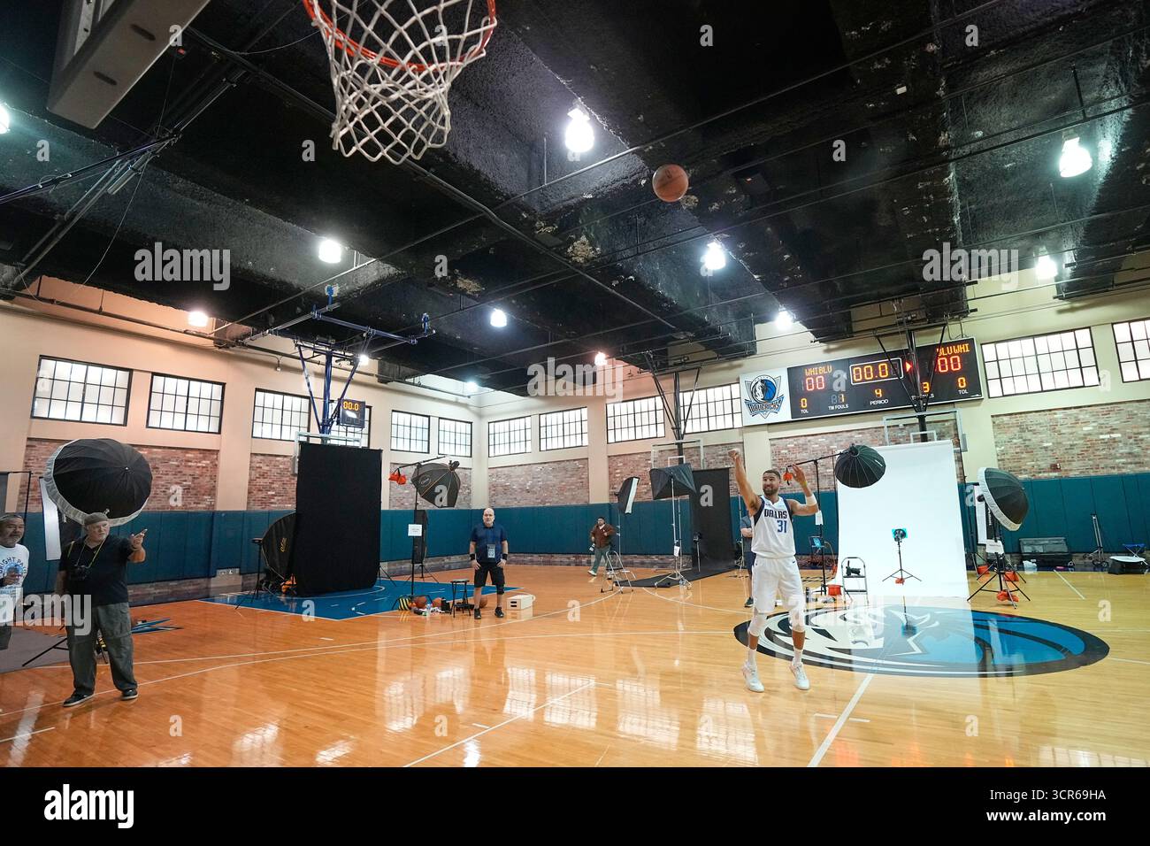 Dallas Mavericks guard Klay Thompson (31) shoots a basket during the ...
