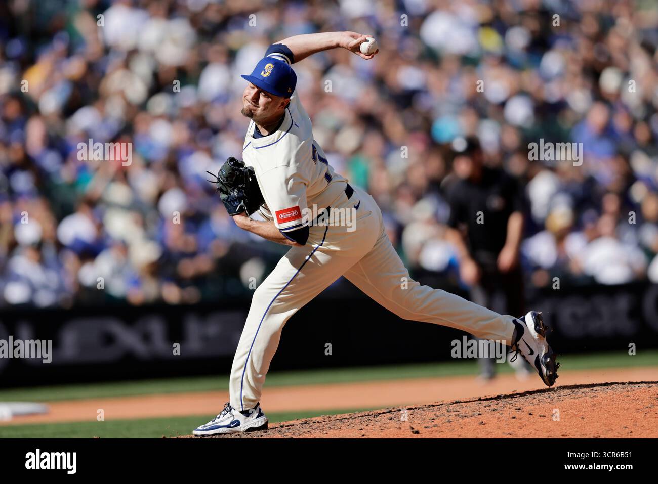 Seattle Mariners pitcher Luke Jackson throws against the Los Angeles ...