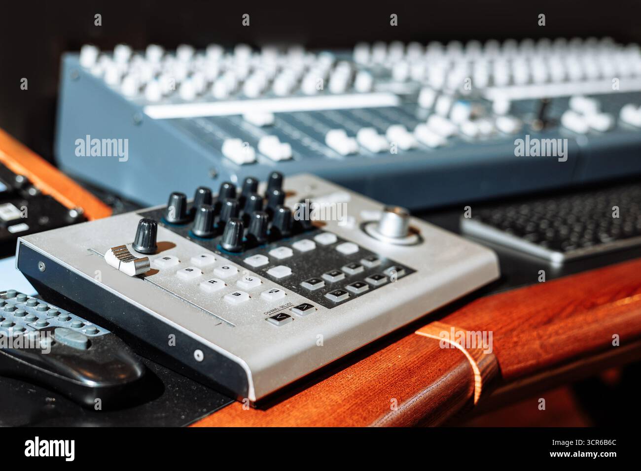 Synthesizer knobs hi-res stock photography and images - Alamy