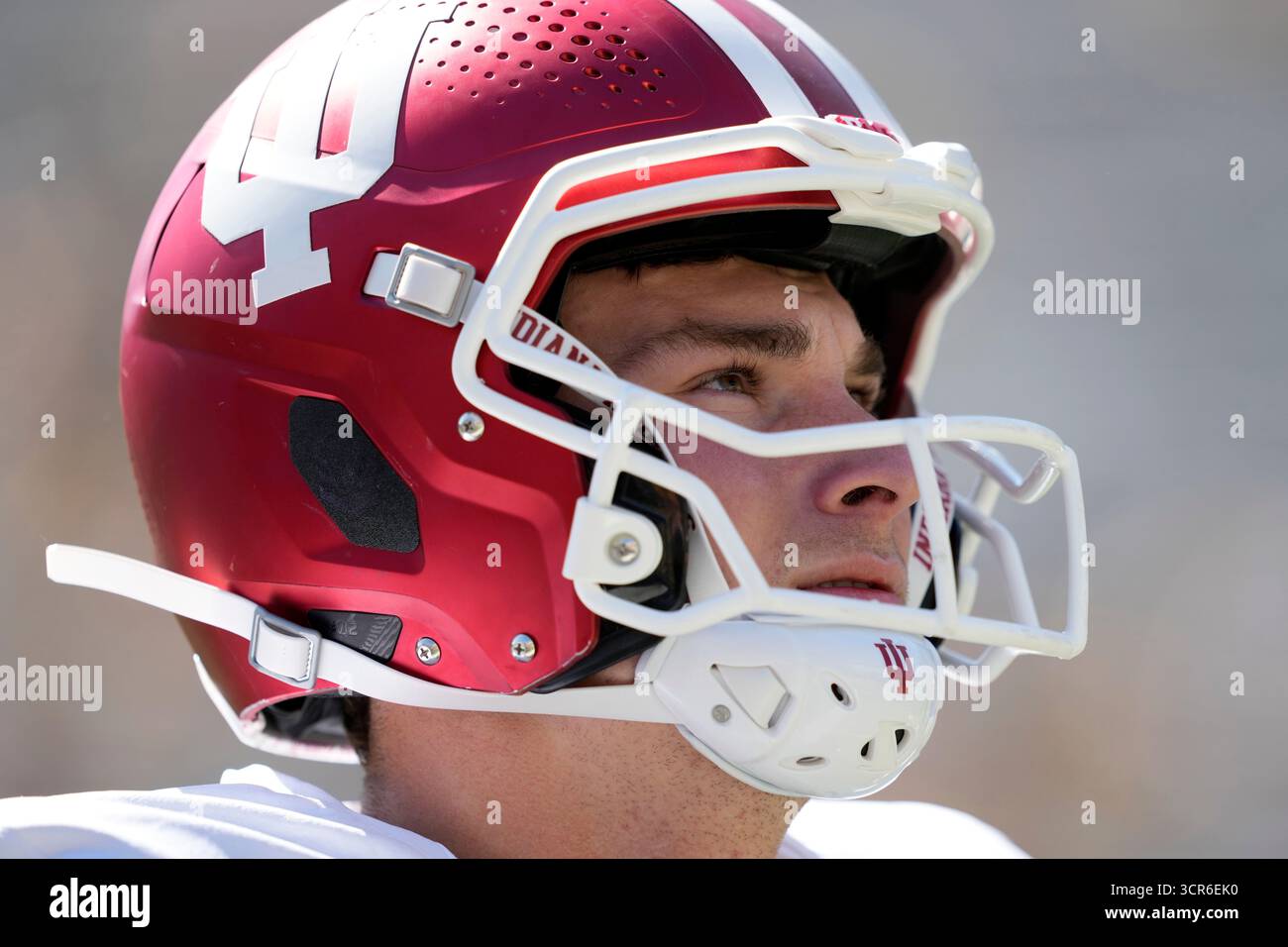 Indiana quarterback Fernando Mendoza warms up before an NCAA college ...