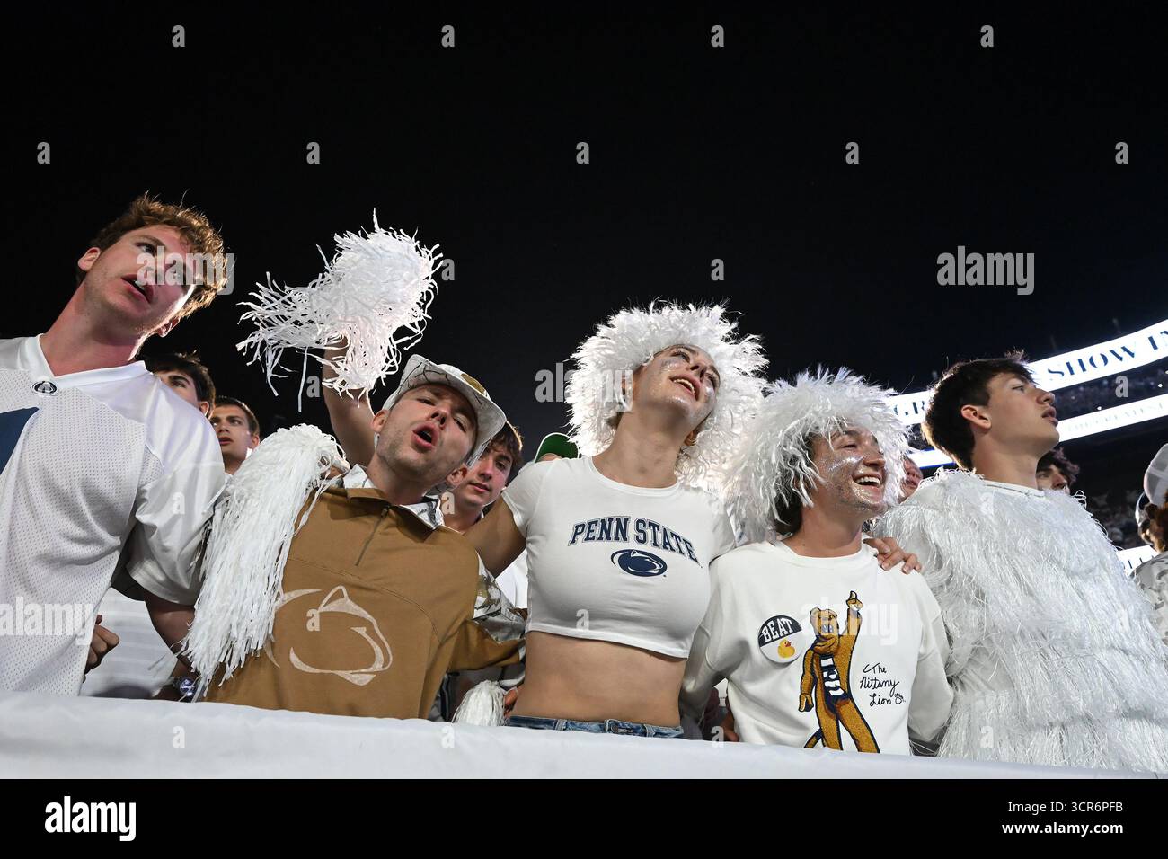 Penn State fans cheer against Oregon during the fourth quarter of an ...