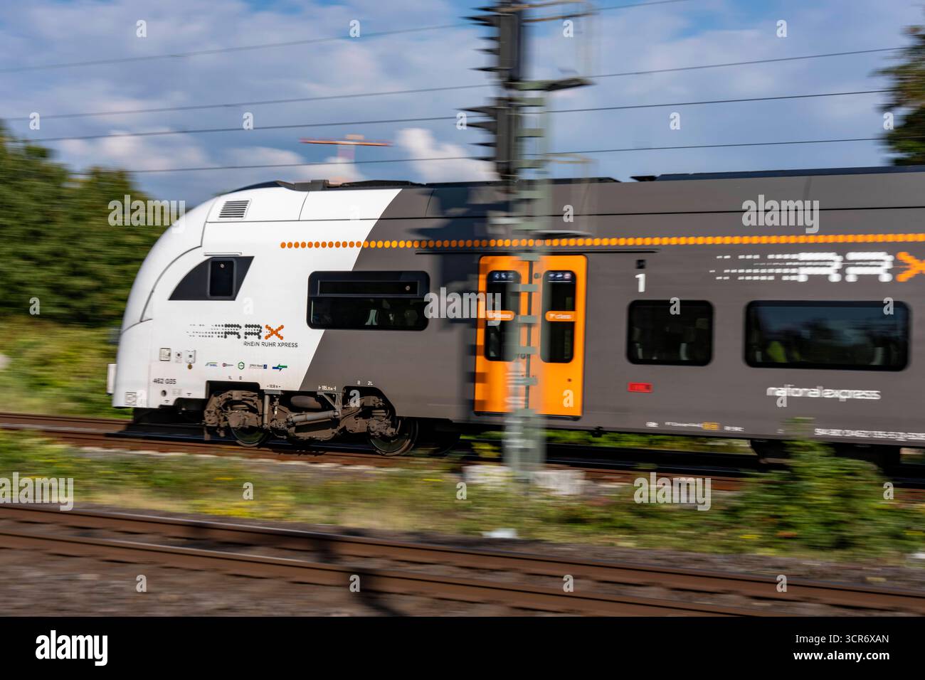 Zugverkehr an einer der am stärksten befahrenen Eisenbahntrassen ...