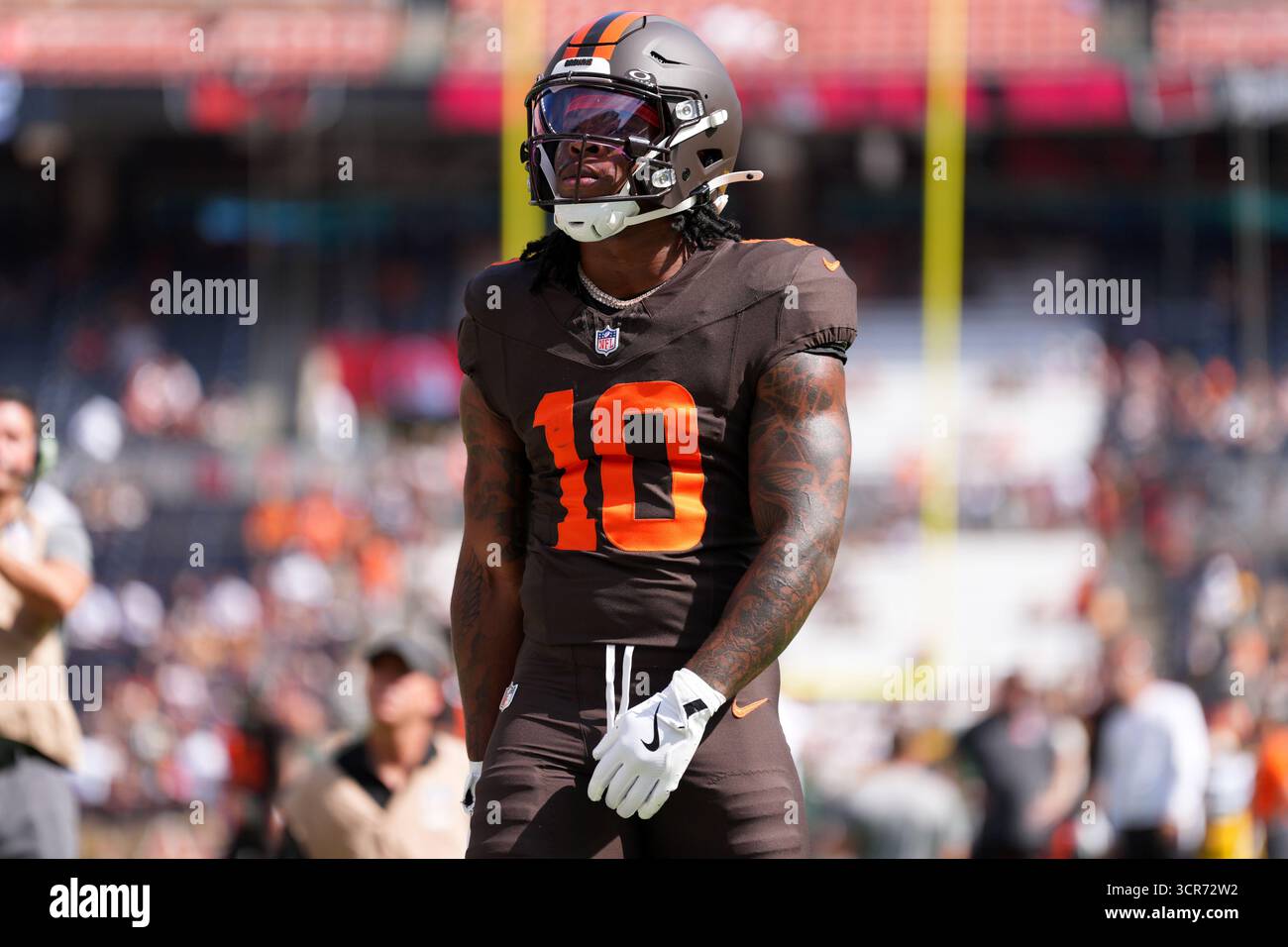 Cleveland Browns running back Quinshon Judkins warms up before a ...
