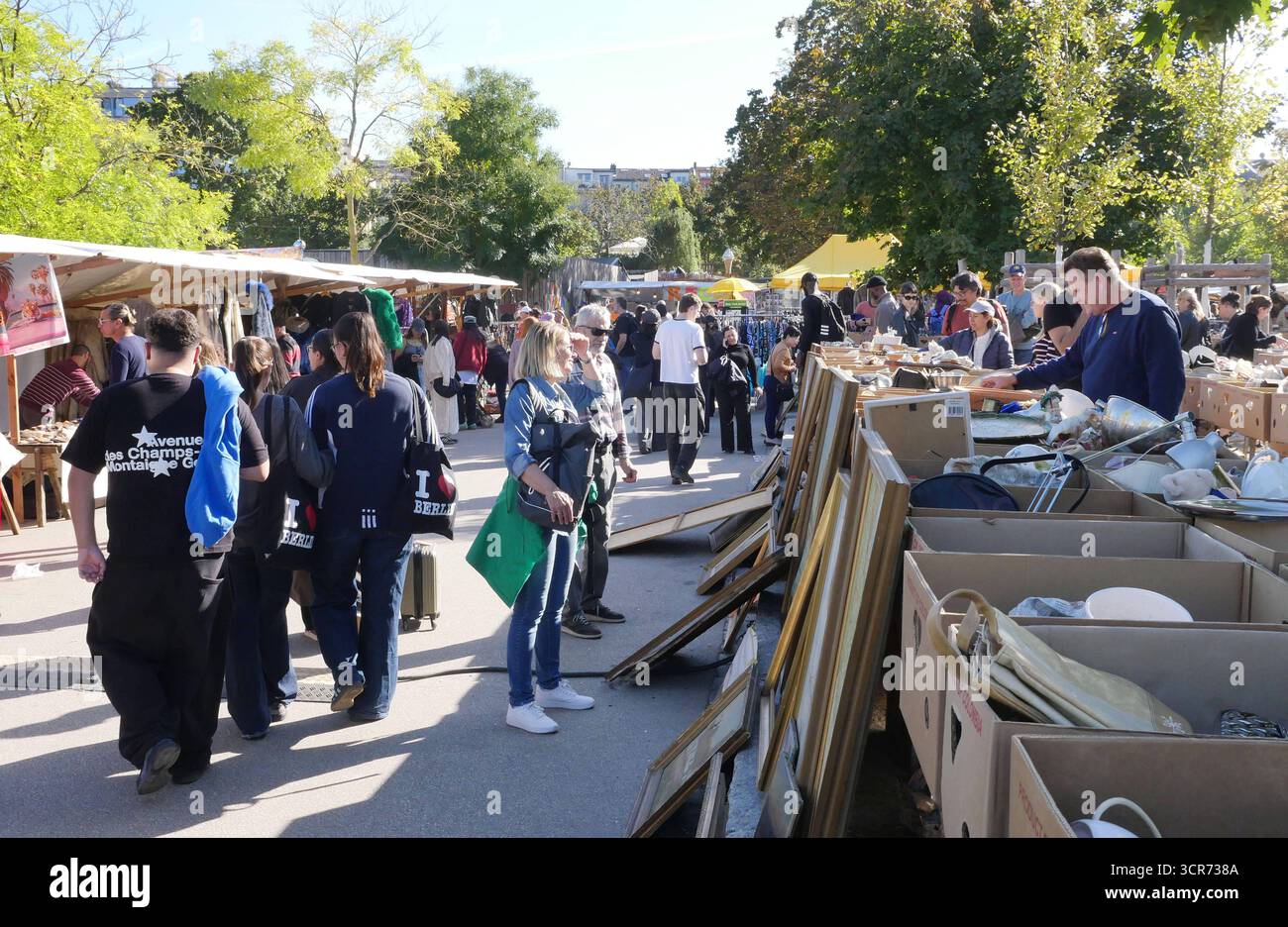 28.09.2025, Berlin - Deutschland. Flohmarkt am Mauerpark. *** 28 09 ...