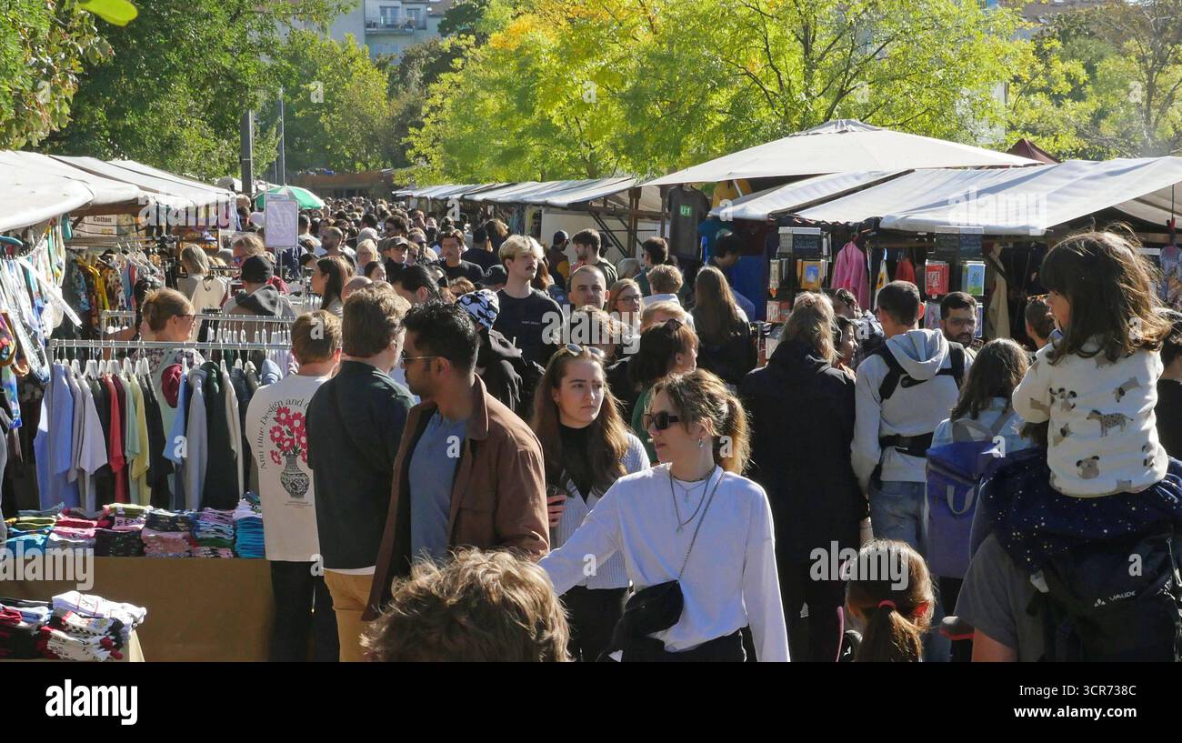 28.09.2025, Berlin - Deutschland. Flohmarkt am Mauerpark. *** 28 09 ...