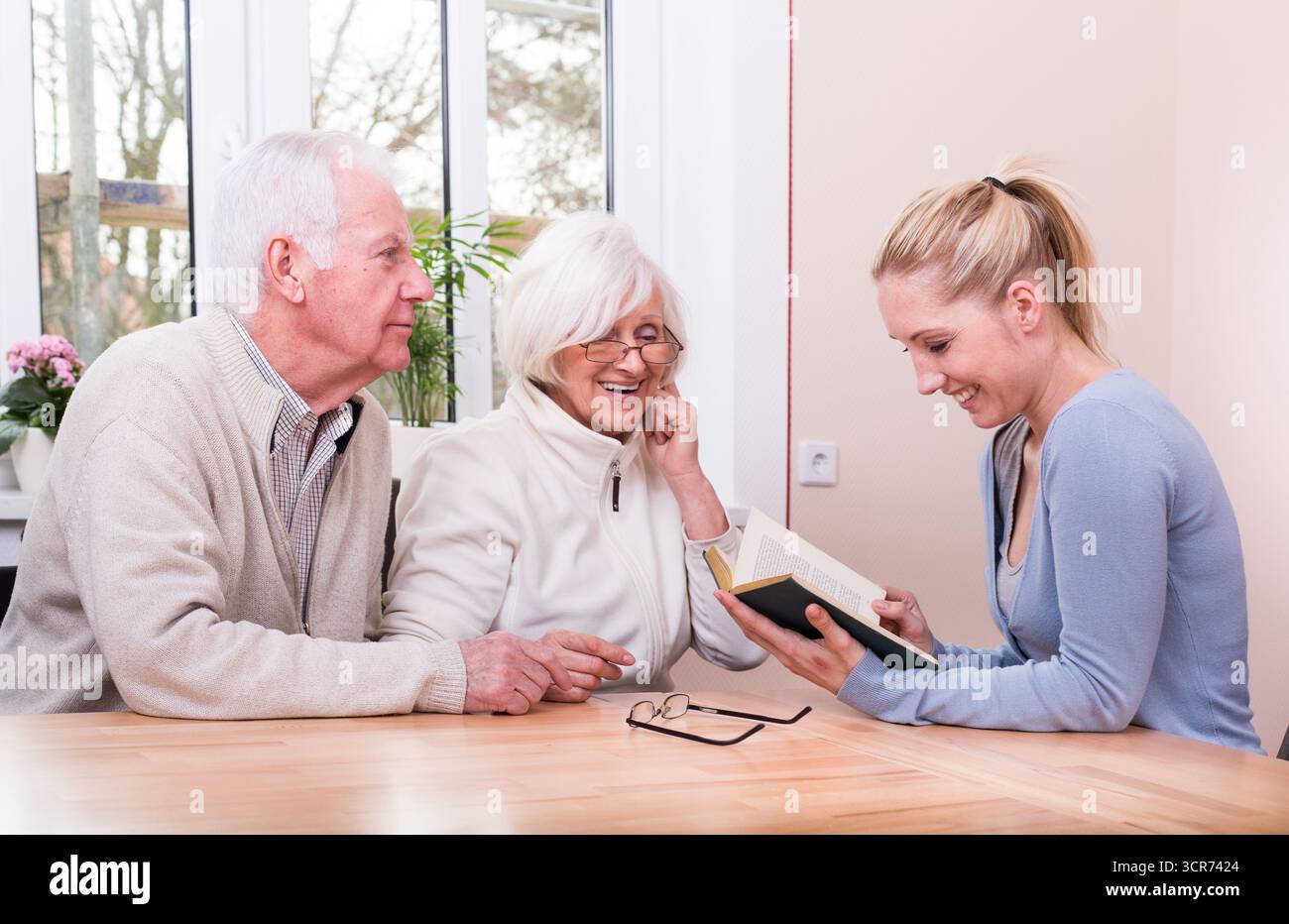 Senior reading readers elderly hi-res stock photography and images - Alamy