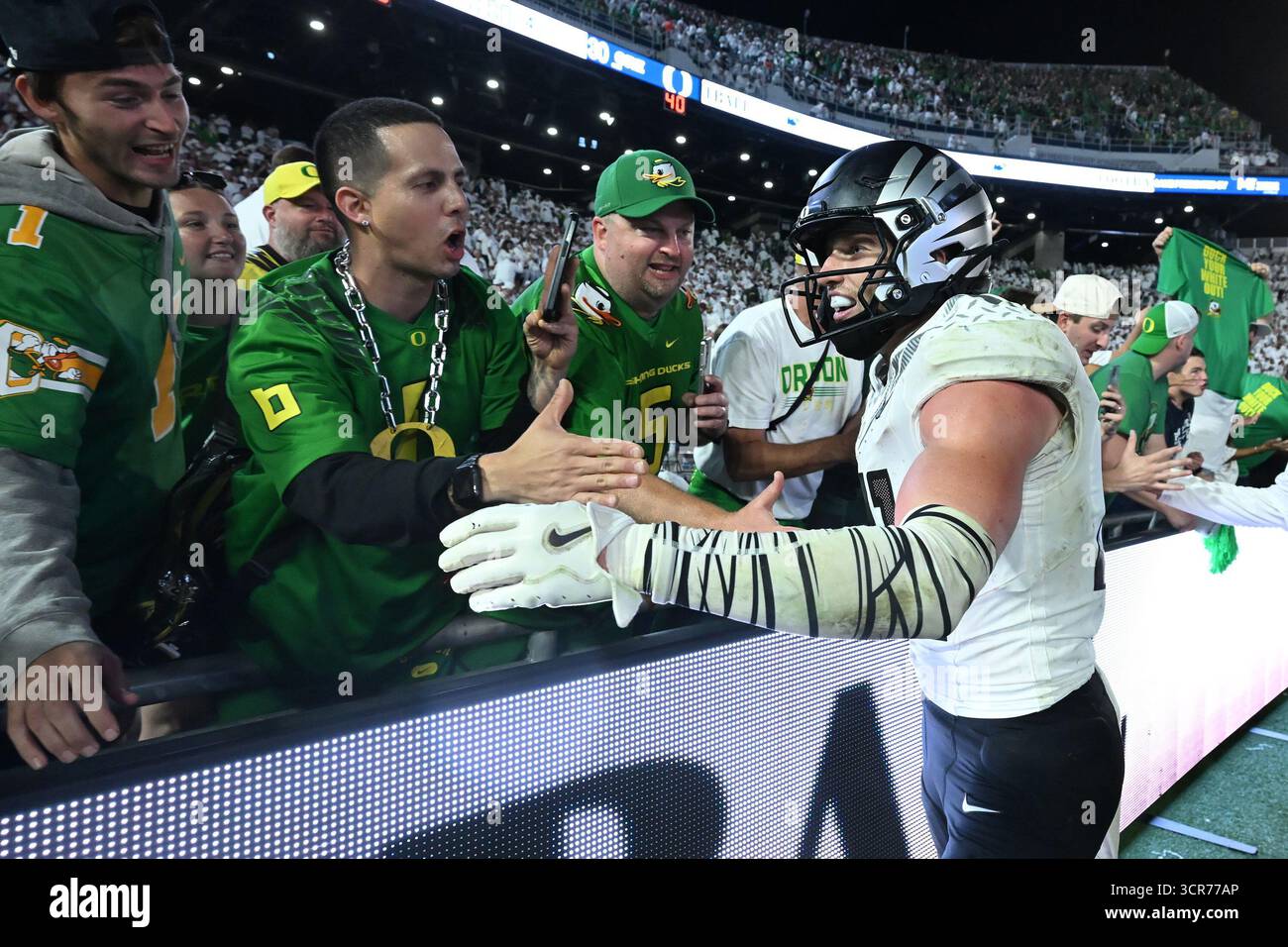 Oregon defensive back Dillon Thieneman (31) celebrates a second ...