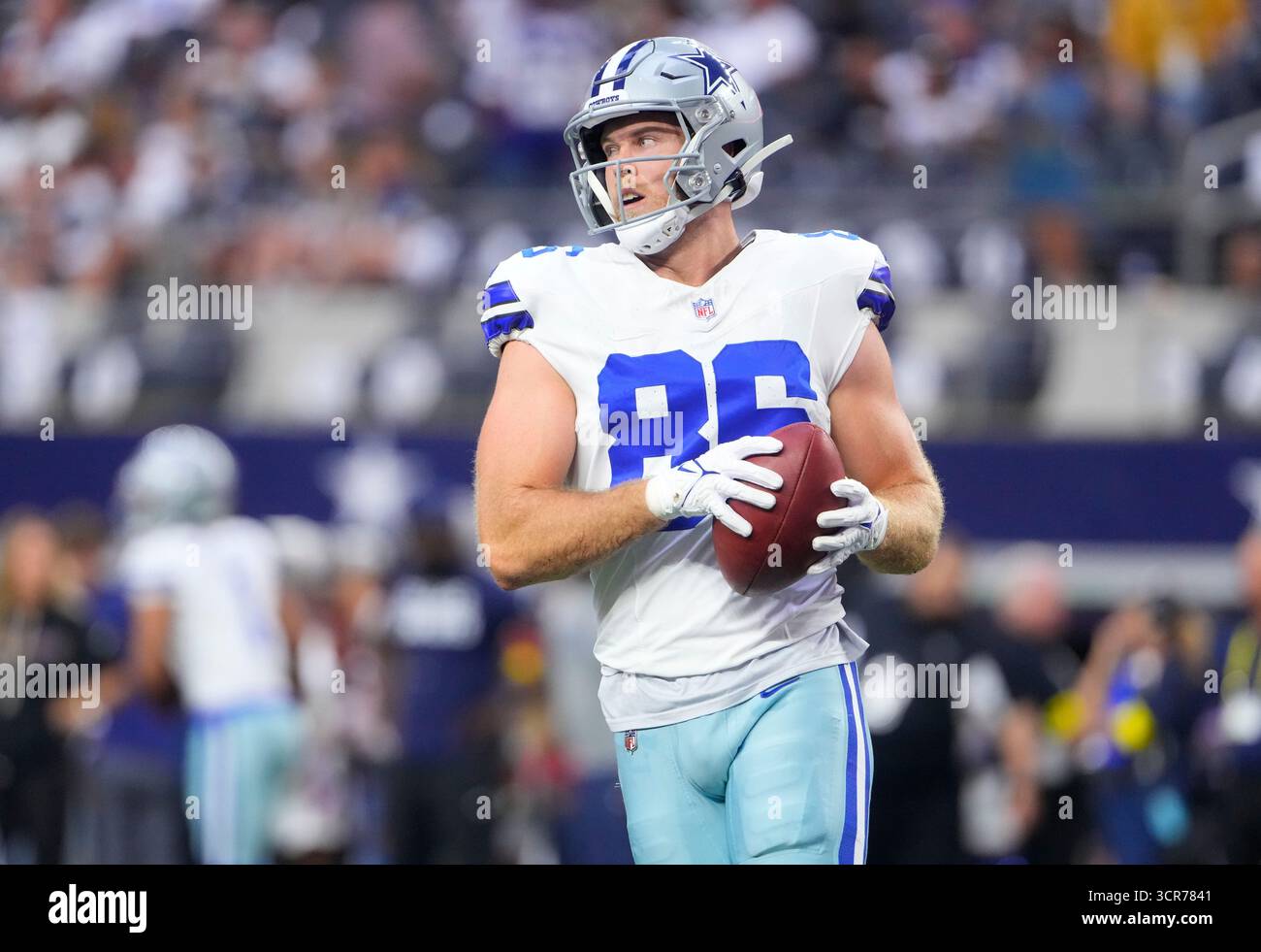 Dallas Cowboys tight end Luke Schoonmaker warms up before an NFL ...