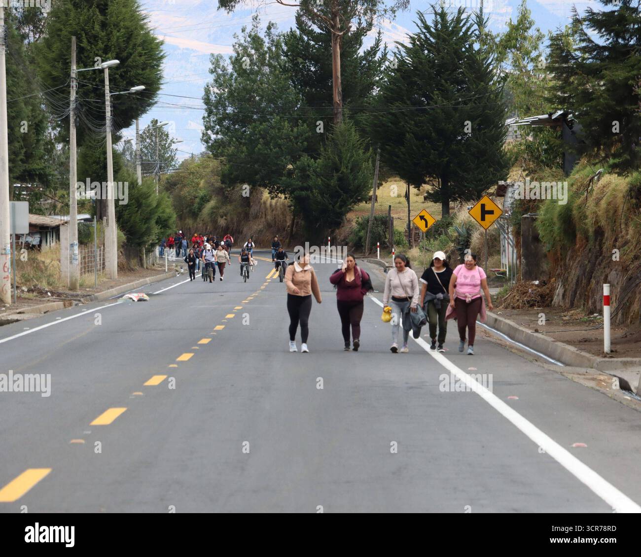 STOP HINDERING MOBILITY IN TABACUNDO Tabacundo, Monday, September 29 ...