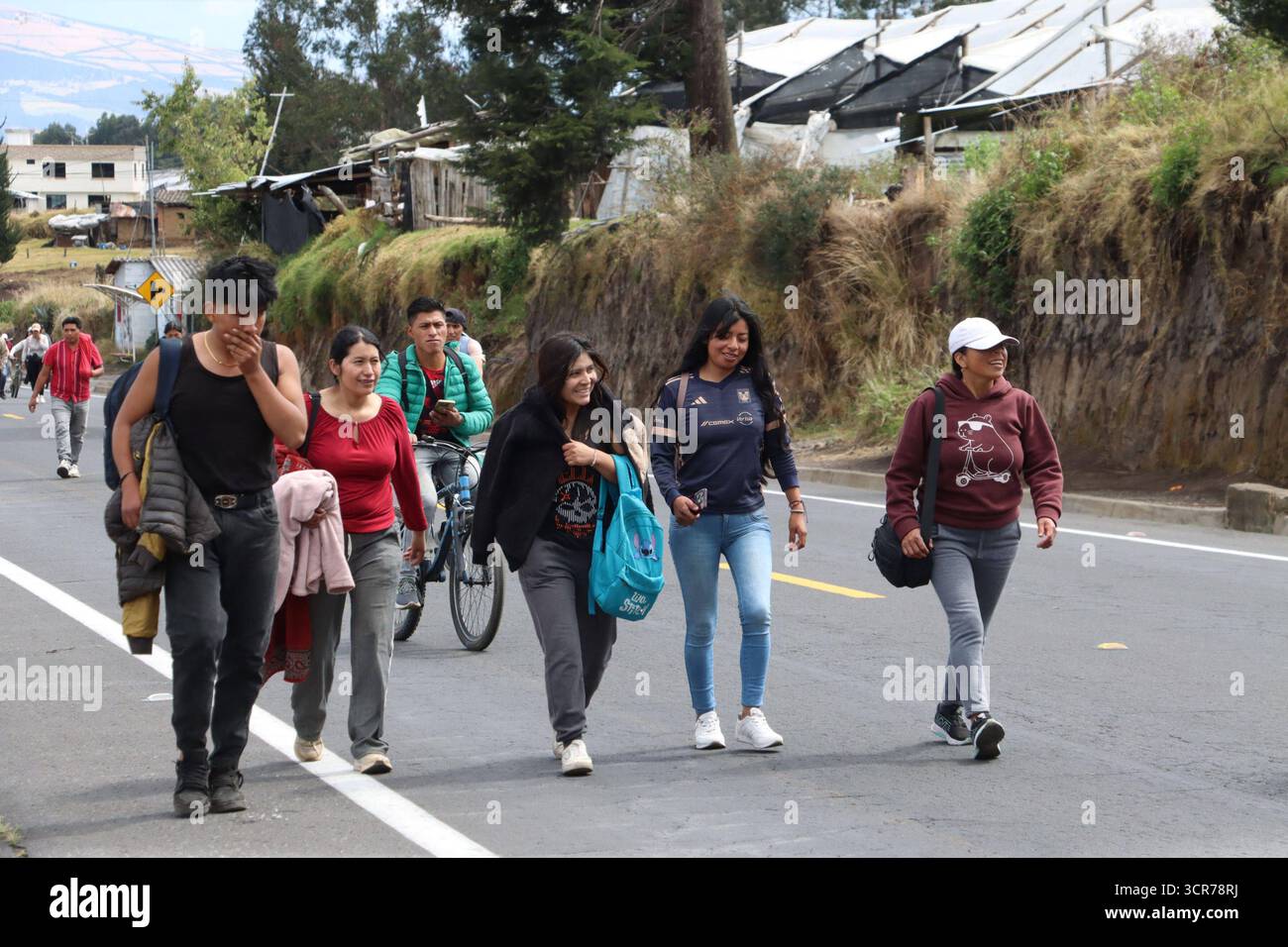 STOP HINDERING MOBILITY IN TABACUNDO Tabacundo, Monday, September 29 ...