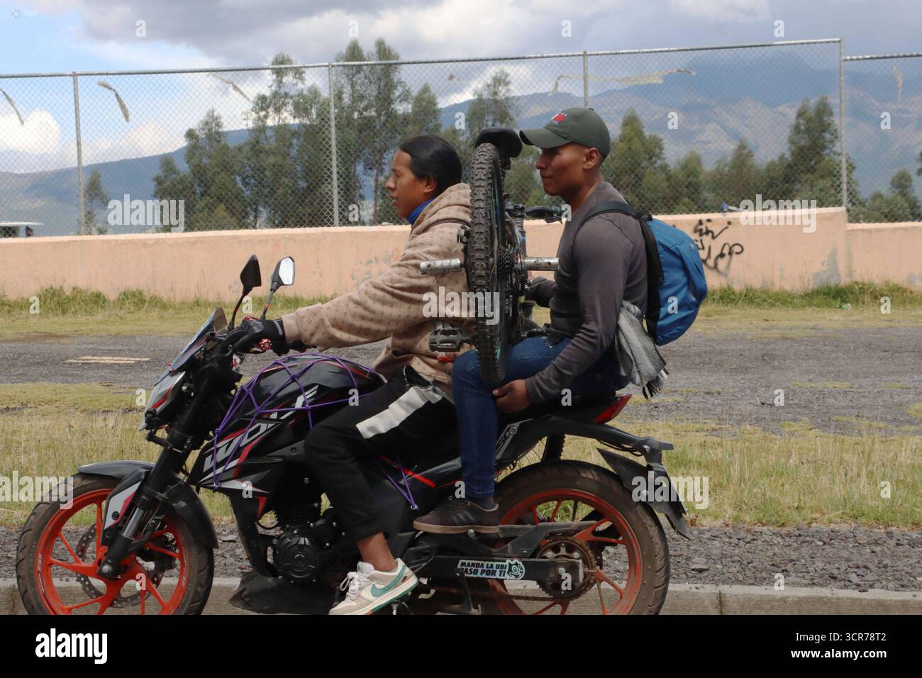 STOP HINDERING MOBILITY IN TABACUNDO Tabacundo, Monday, September 29 ...