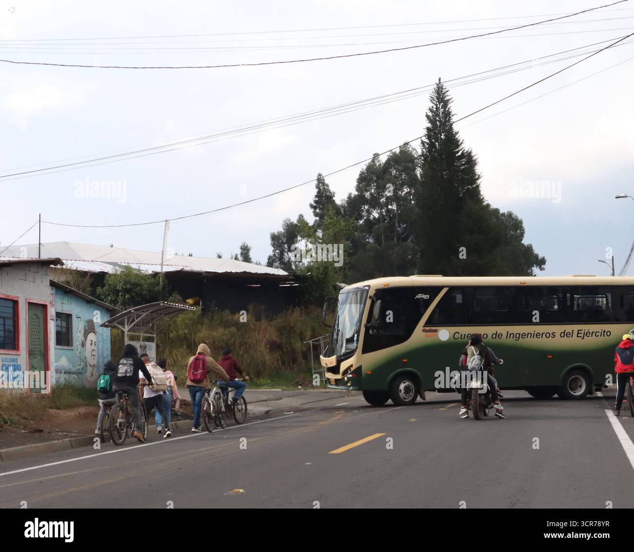 STOP HINDERING MOBILITY IN TABACUNDO Tabacundo, Monday, September 29 ...