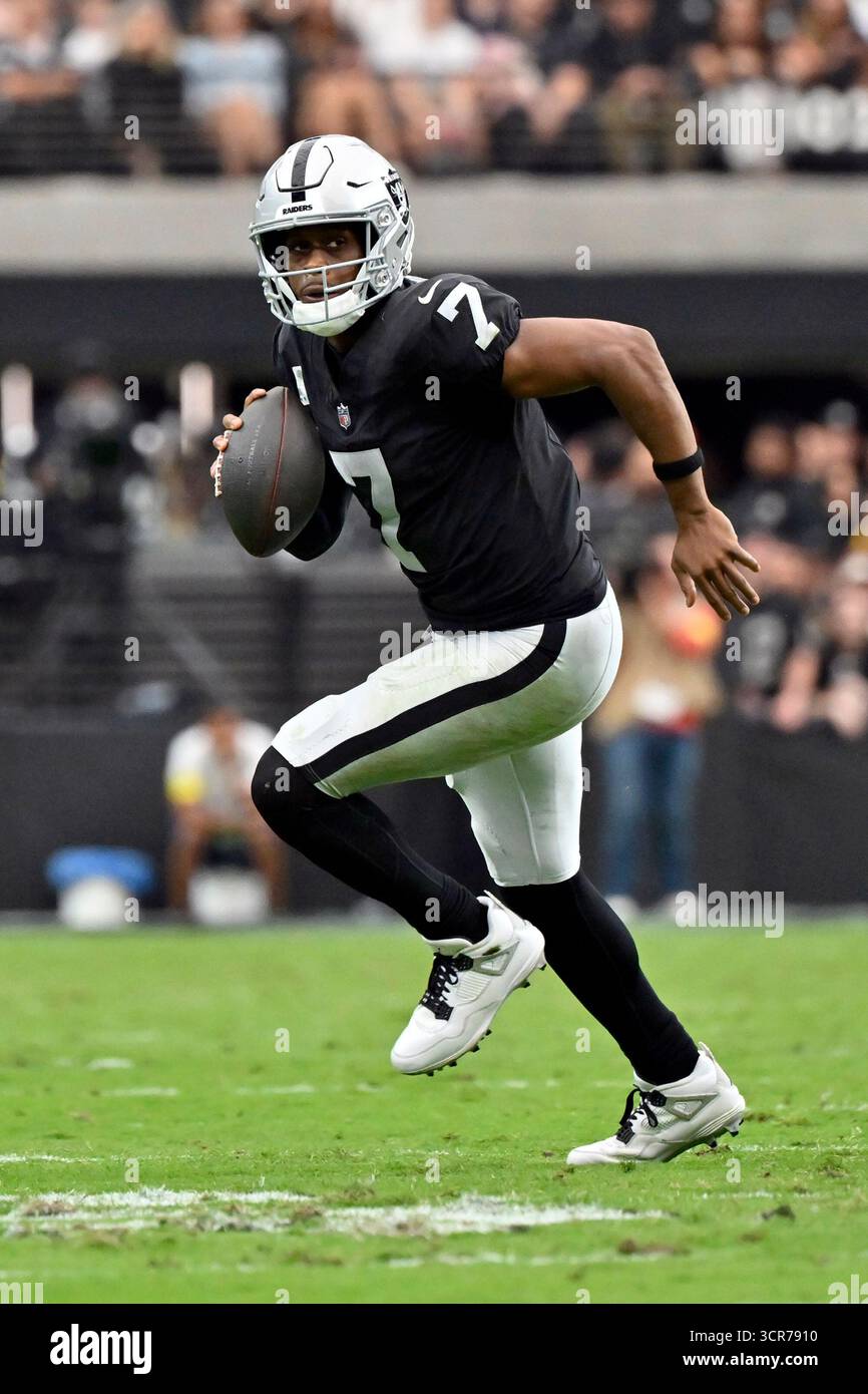 Las Vegas Raiders quarterback Geno Smith (7) runs with the ball against ...