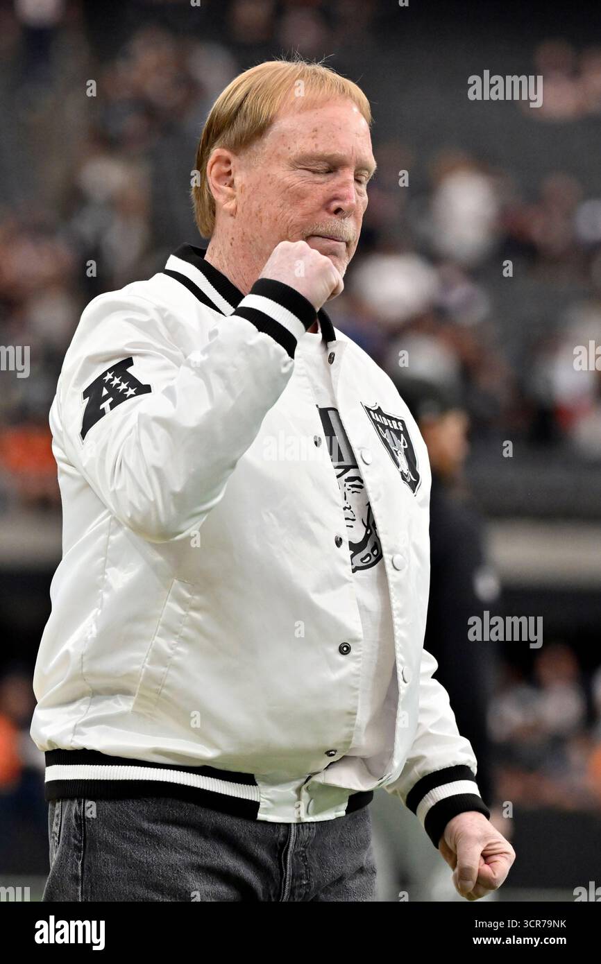 Las Vegas Raiders owner Mark Davis reacts on the sideline before the ...