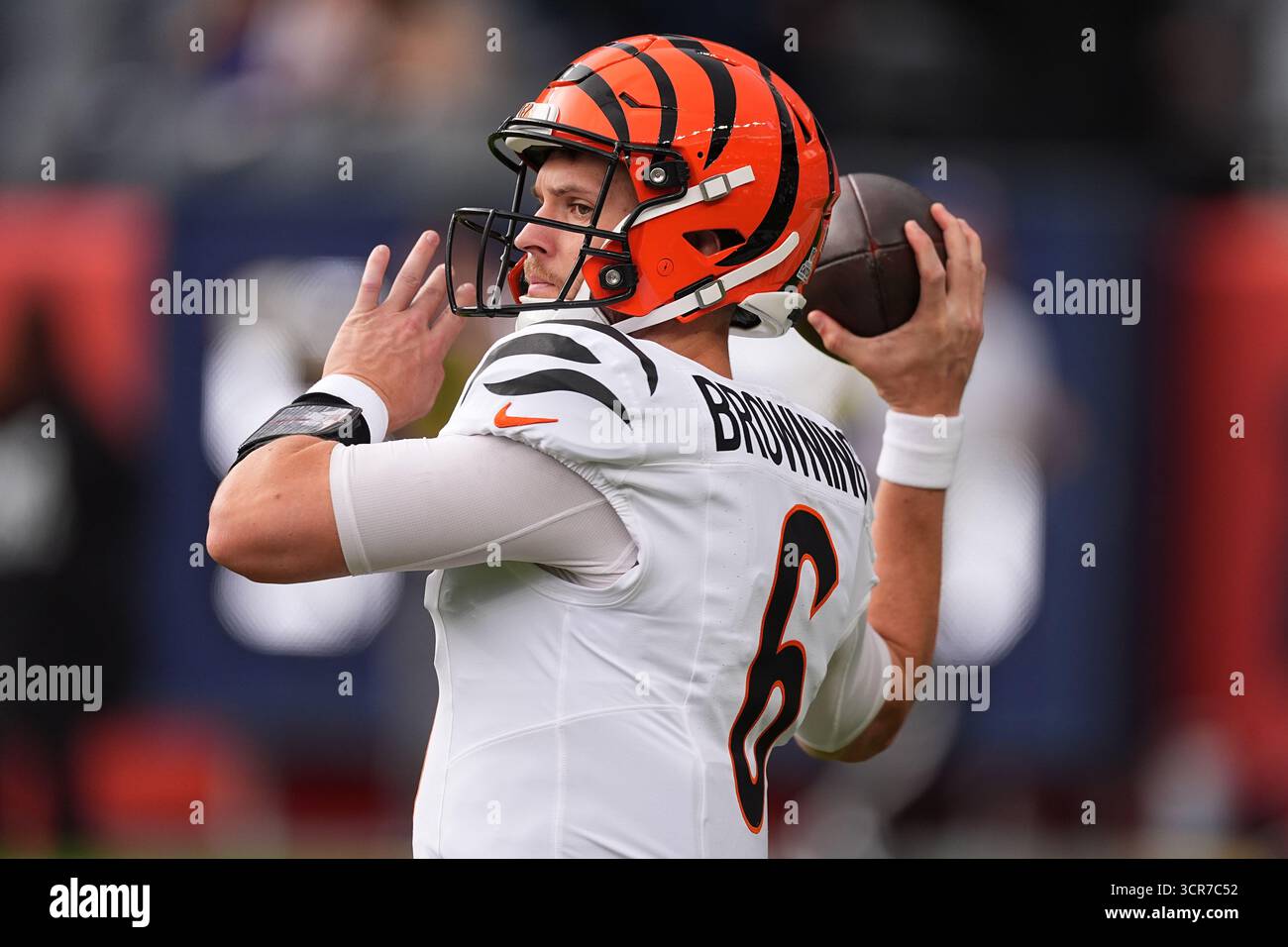 Cincinnati Bengals quarterback Jake Browning (6) warms up before an NFL ...