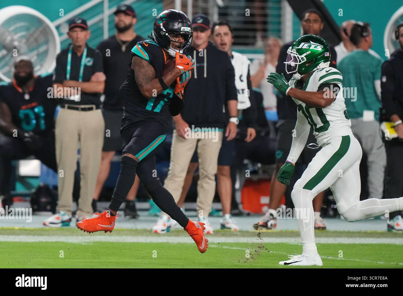 Miami Dolphins wide receiver Jaylen Waddle (17) catches a pass as New ...