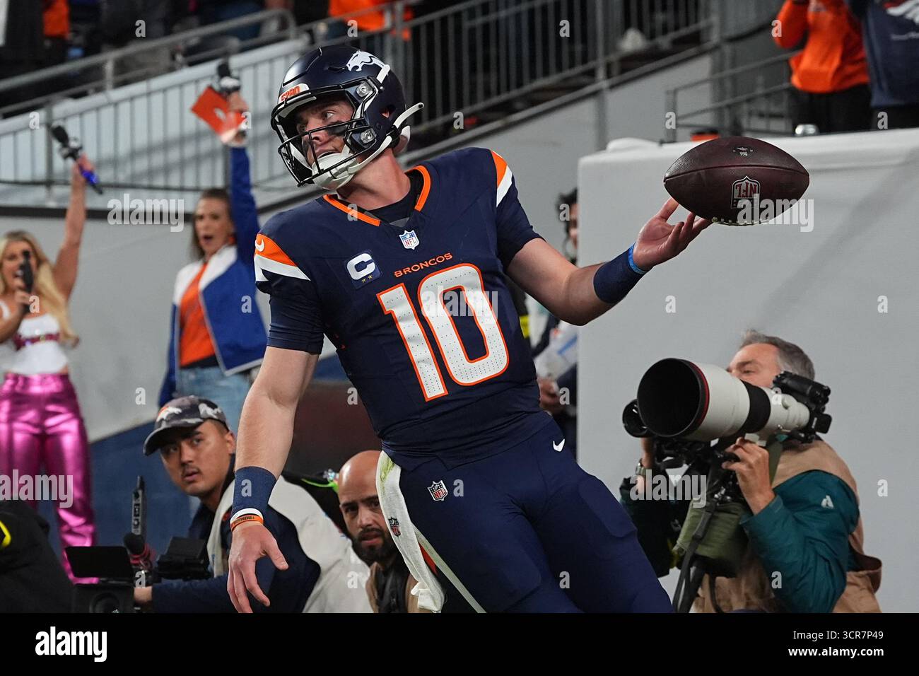 Denver Broncos quarterback Bo Nix (10) scores a touchdown against the ...