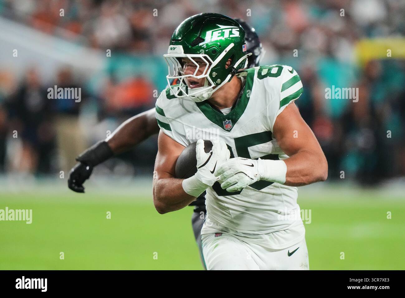 New York Jets tight end Mason Taylor (85) gains yards after catching a ...