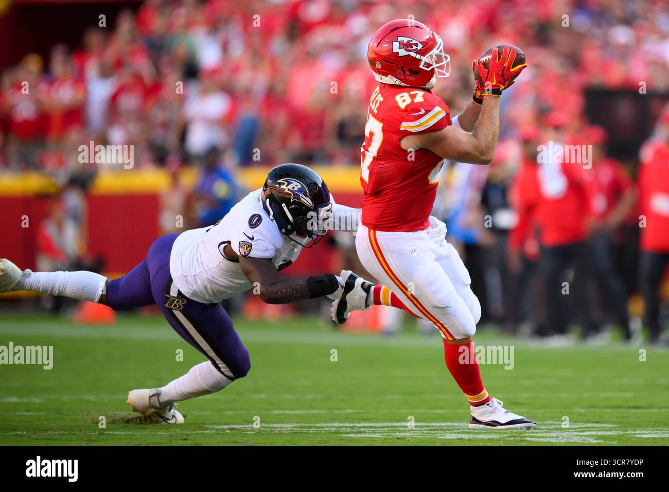 Kansas City Chiefs tight end Travis Kelce (87) makes a catch while ...