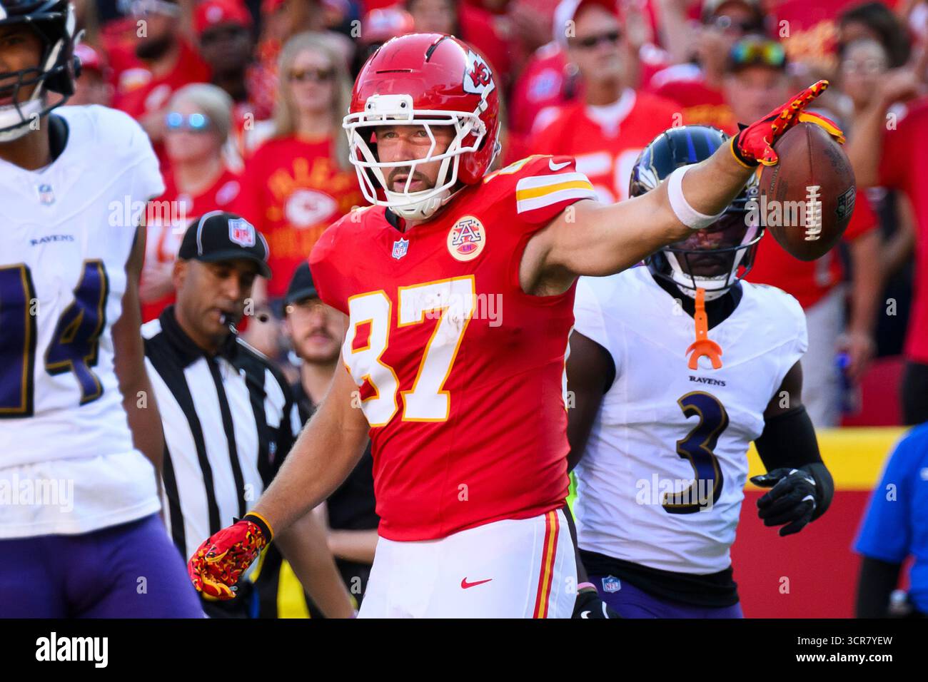 Kansas City Chiefs tight end Travis Kelce (87) signals a first down ...