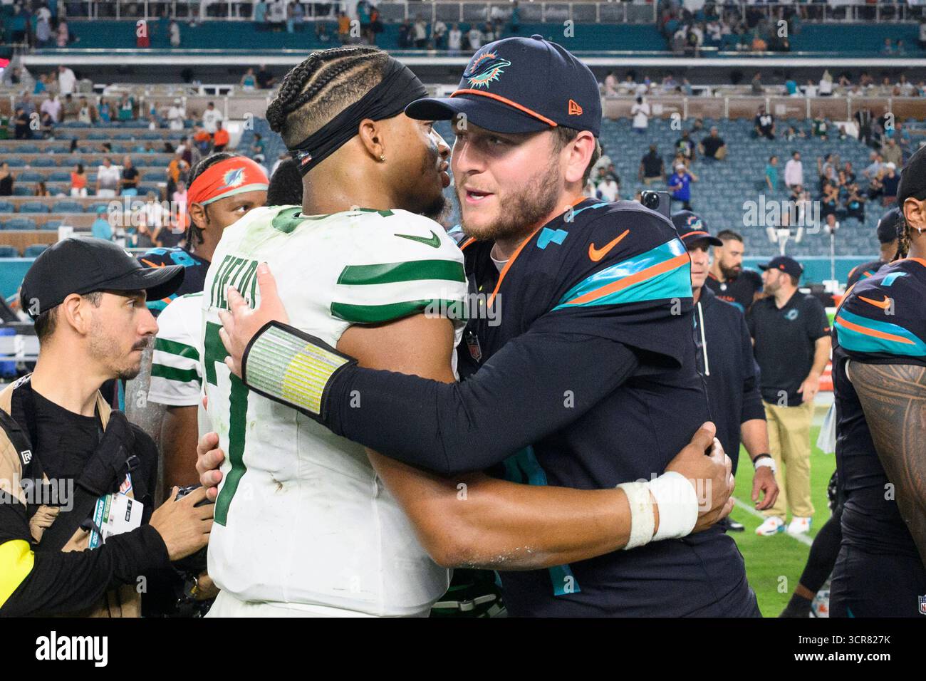 New York Jets quarterback Justin Fields (7) and Miami Dolphins ...