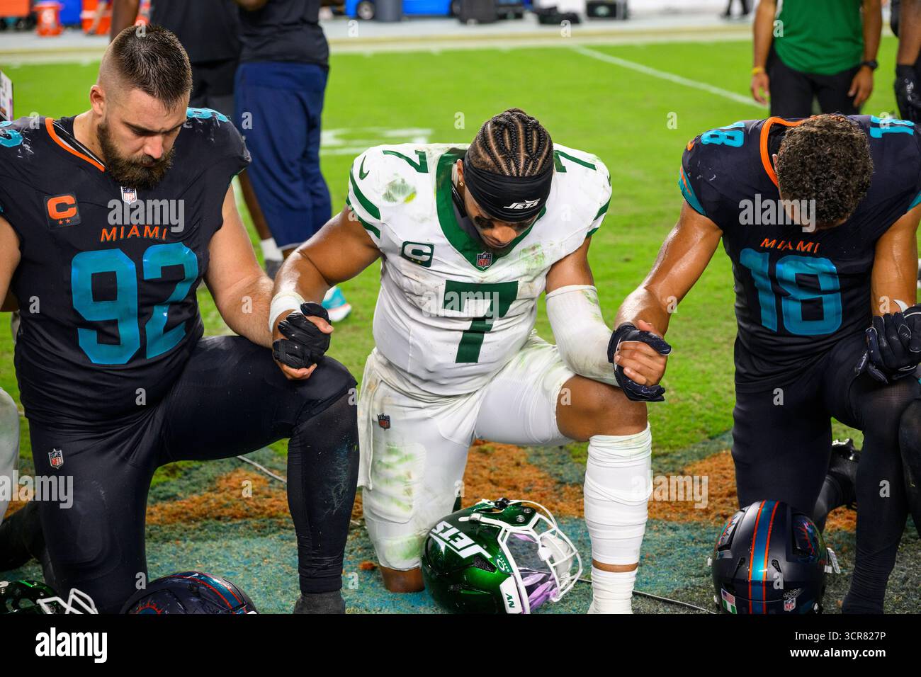 Miami Dolphins defensive tackle Zach Sieler (92), New York Jets ...