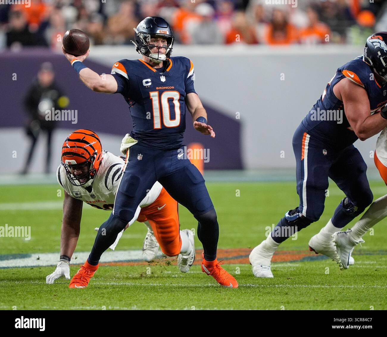September 29, 2025: Denver Broncos quarterback Bo Nix (10) throws a ...