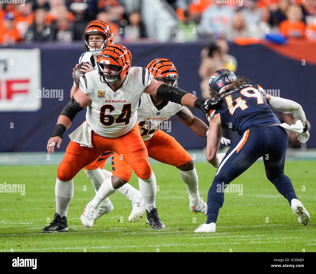 September 29, 2025: Cincinnati Bengals center Ted Karras (64) looks to ...