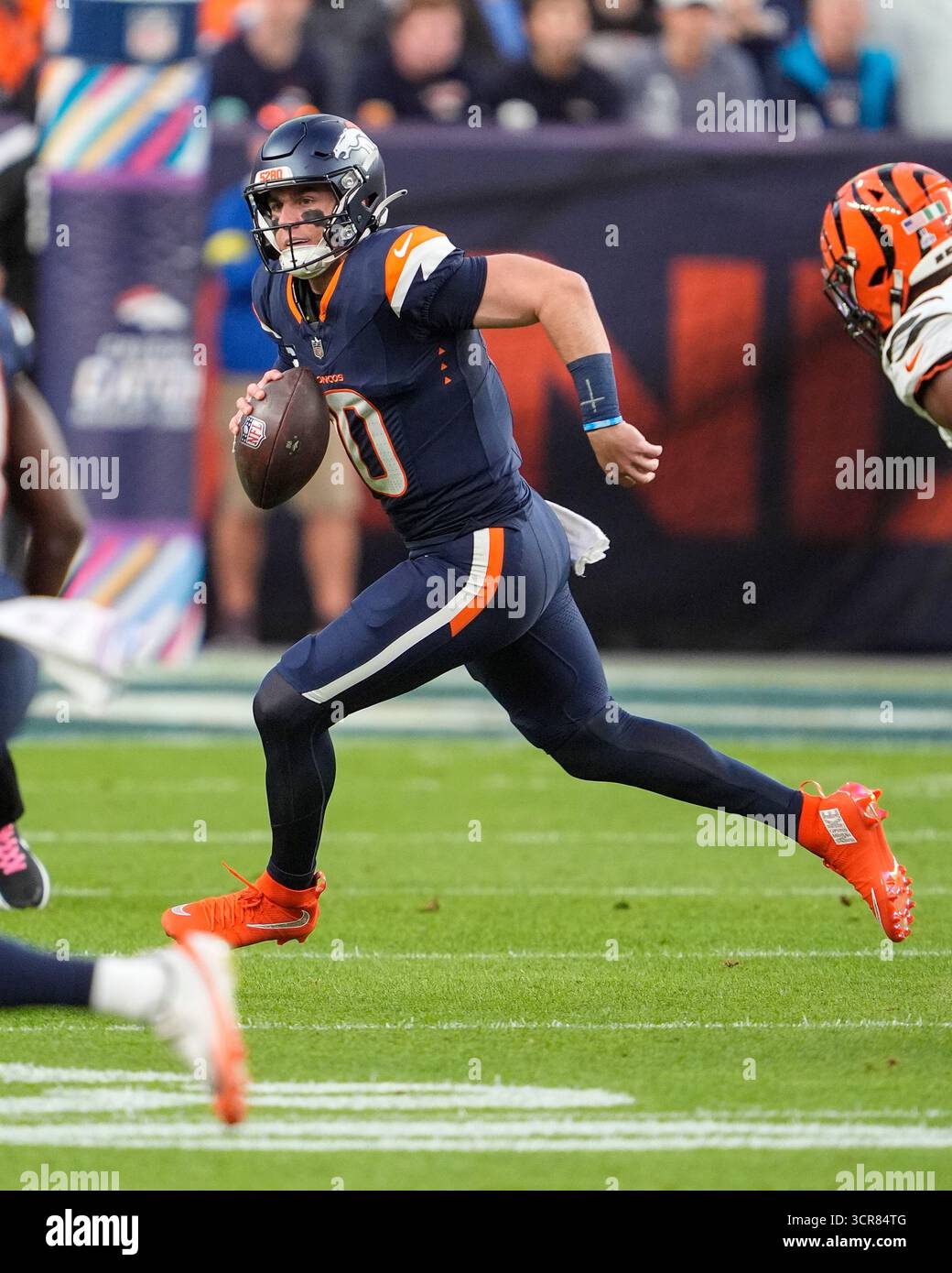 September 29, 2025: Denver Broncos quarterback Bo Nix (10) looks to throw in the first half of ...