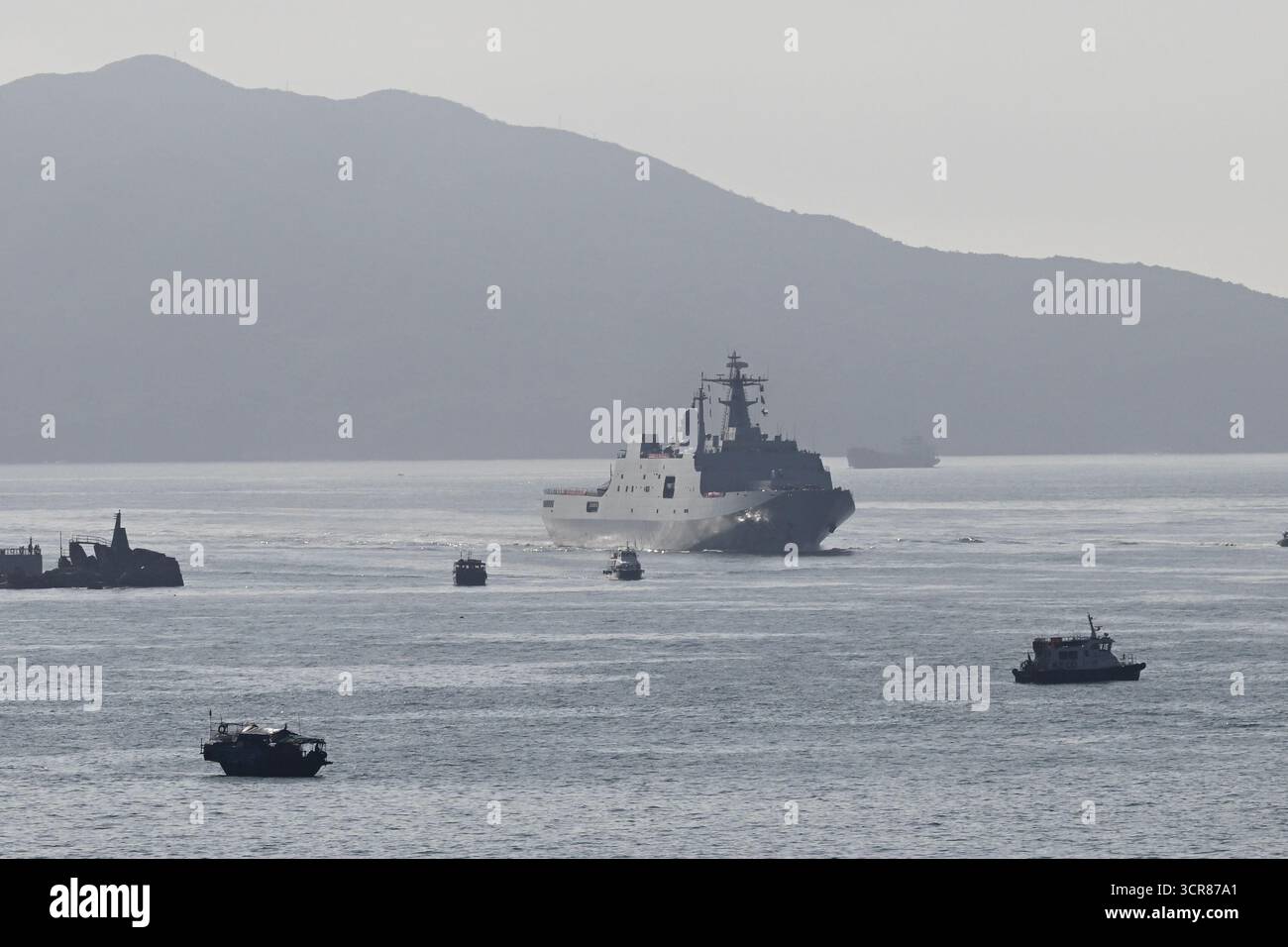 The Chinese PLA Navy Yimeng Shan Type 071 amphibious transport dock ...
