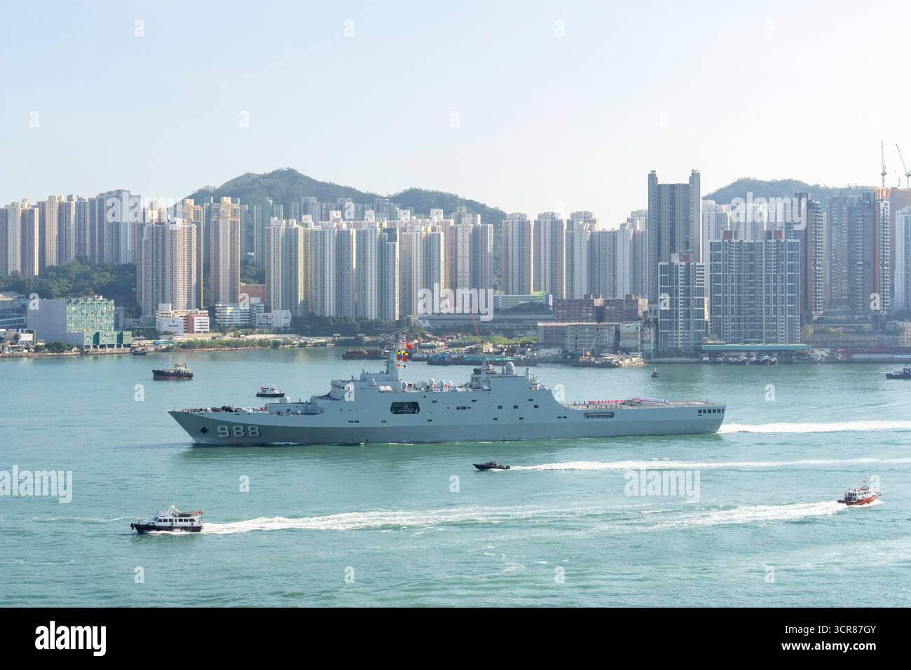 Chinese People's Liberation Army's amphibious landing ship Yimeng Shan ...