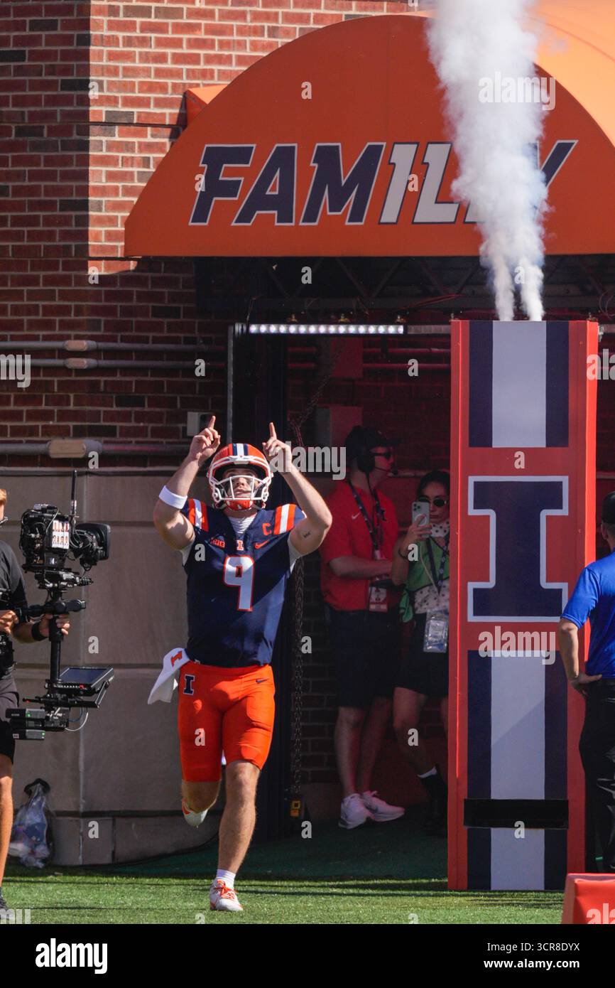 Illinois Fighting Illini quarterback Luke Altmeyer (9) takes the field ...