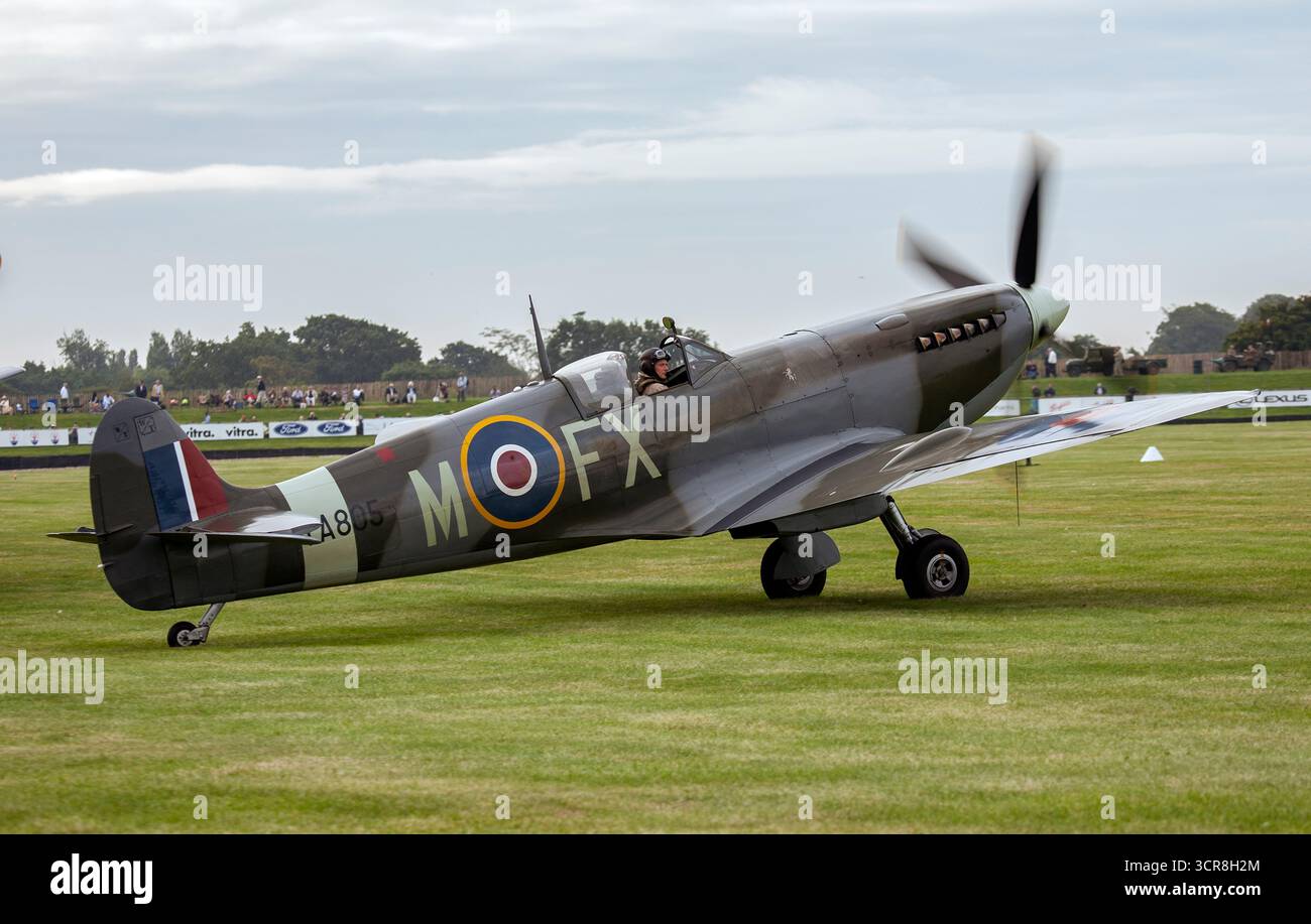 Supermarine Spitfire Mk IX, taxiing at Goodwood Revival, Goodwood Motor ...