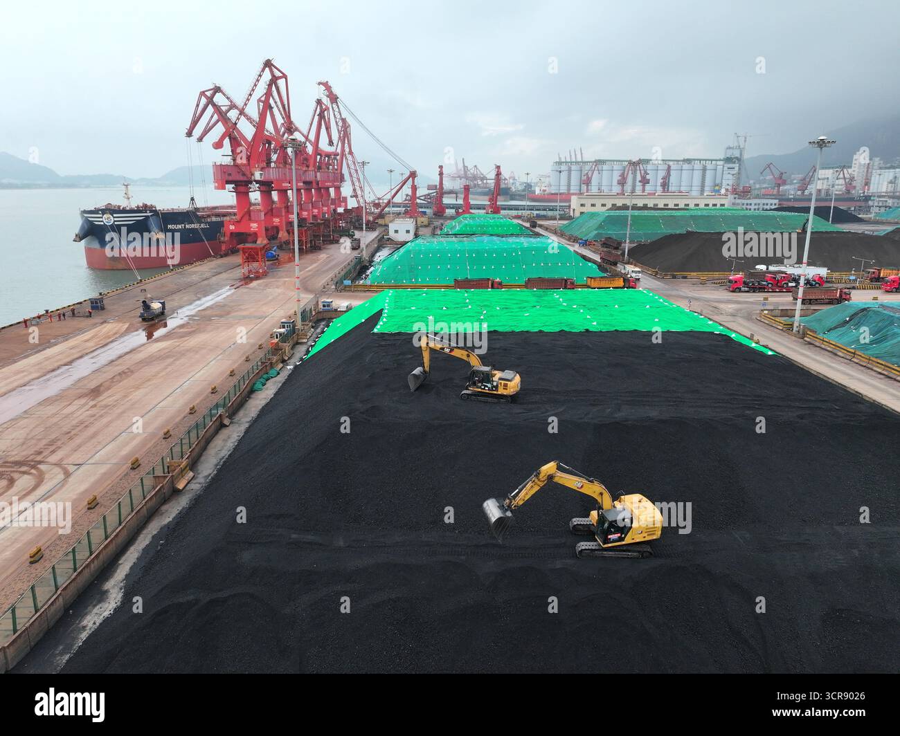 Aerial photo shows the ship unloading coals at Lianyungang Port in ...