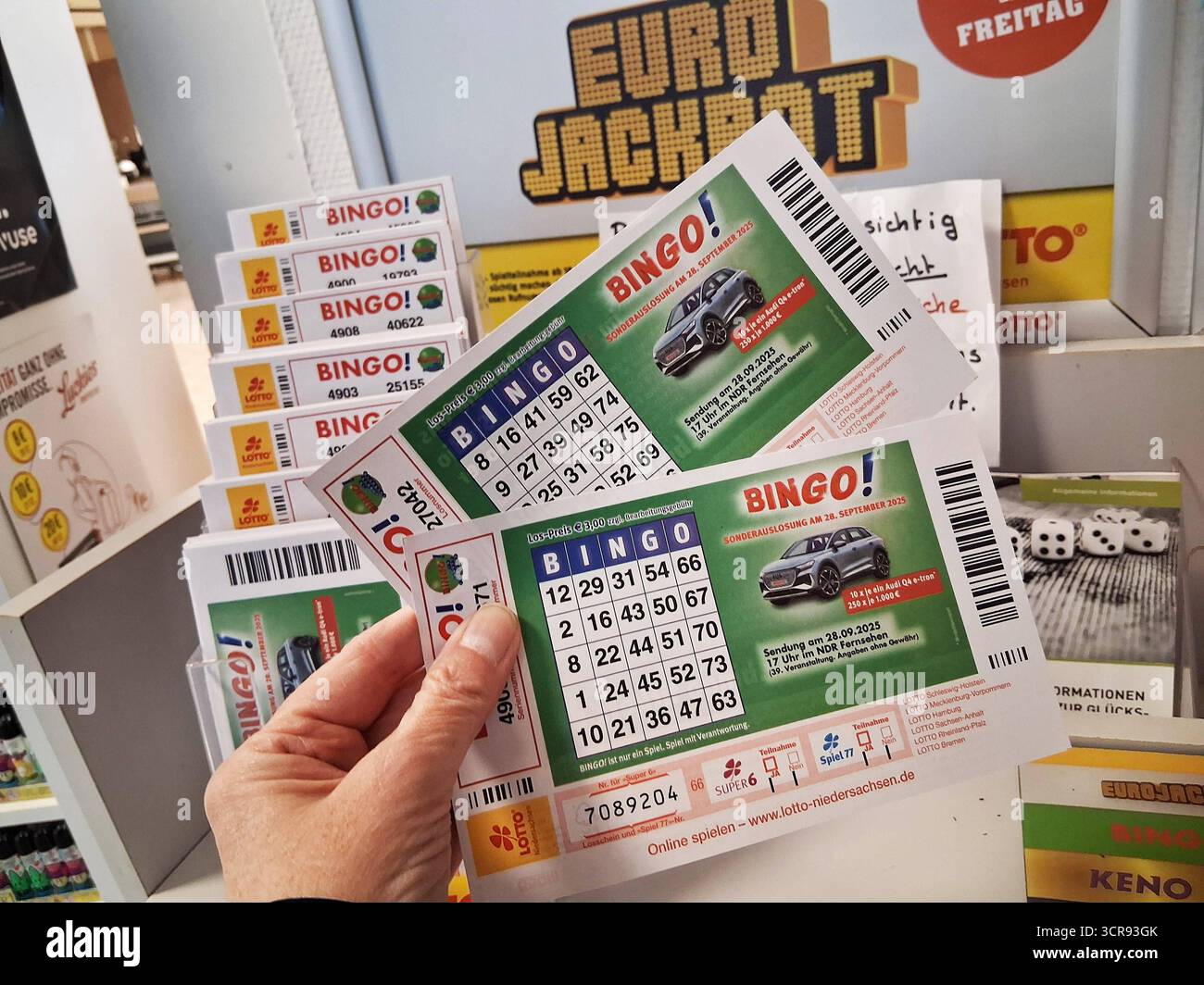 Lose Umweltbingo Niedersachsen liegen auf einem Tisch. Umweltbingo ...