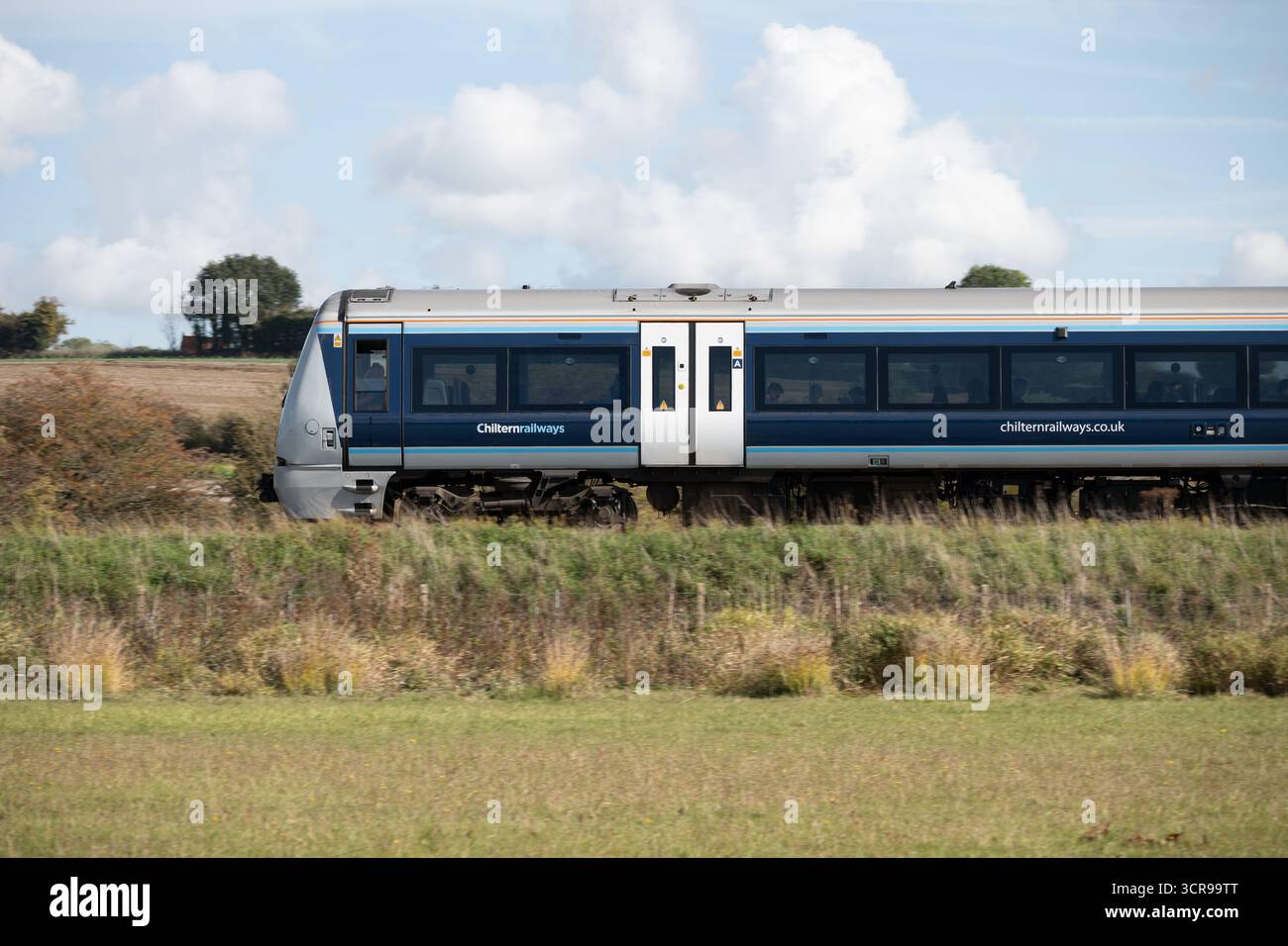 Chiltern Railways class 168 diesel train near Kings Sutton ...