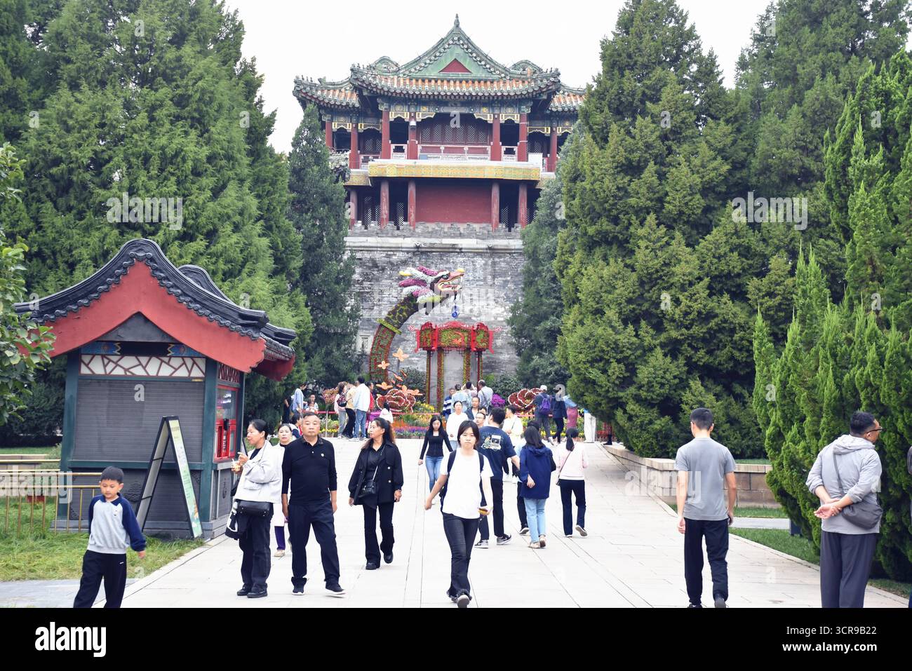 Tourists flock to the Summer Palace in Beijing, China, 27 September ...