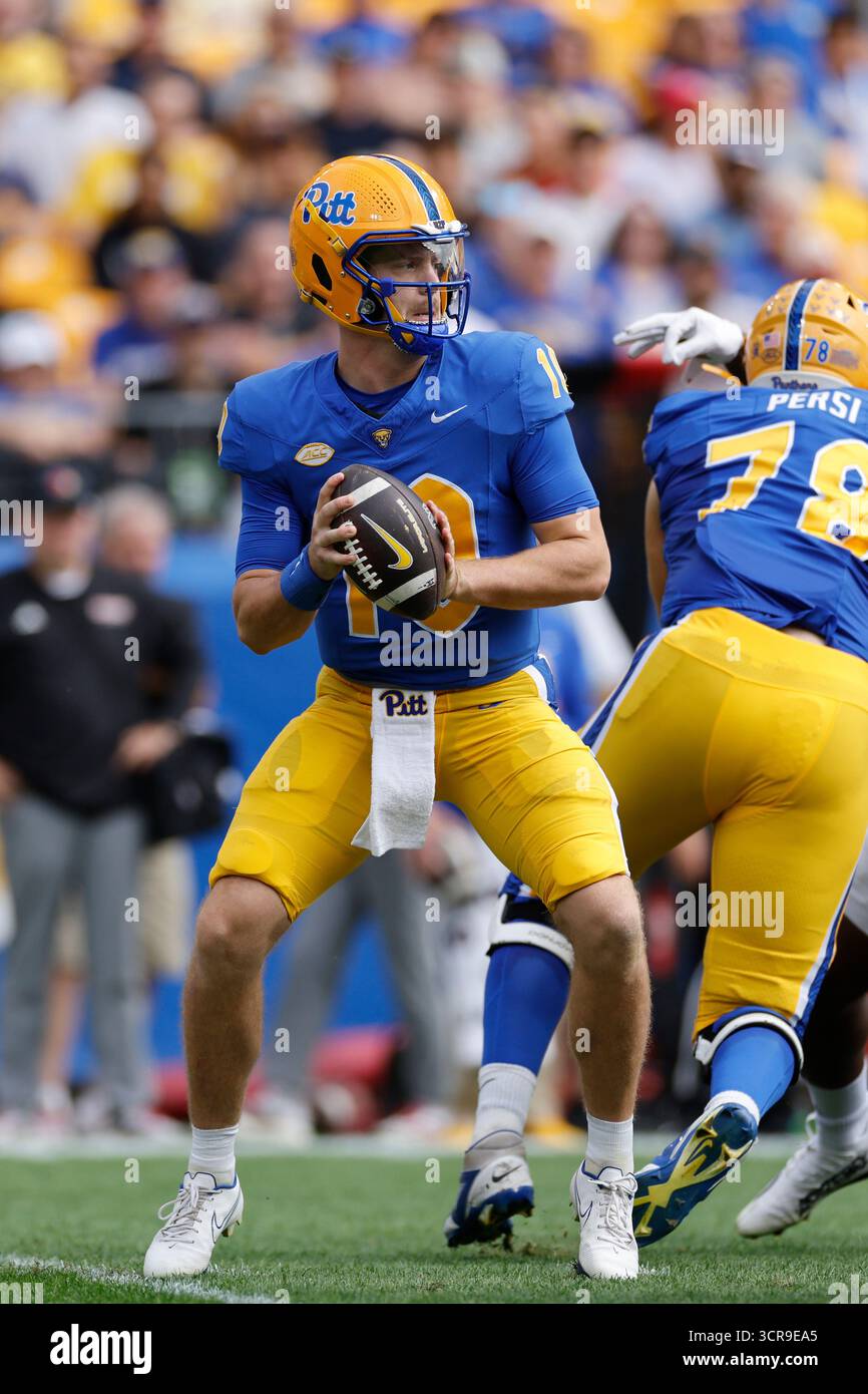 PITTSBURGH, PA - SEPTEMBER 27: Eli Holstein #10 of the Pittsburgh ...