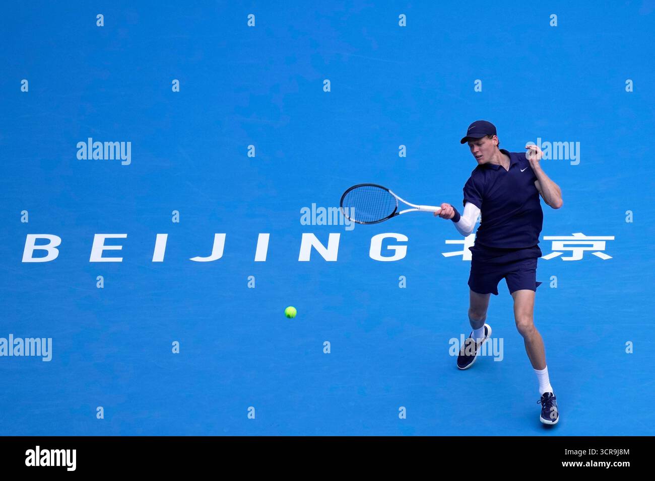 Jannik Sinner of Italy returns a forehand shot to Alex De Minaur of ...