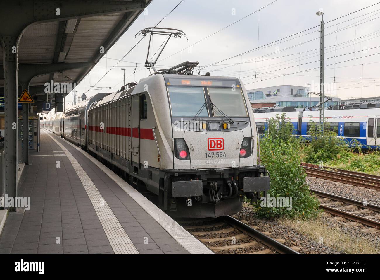 Bahnhof Rheine. Intercity Zug der Deutschen Bahn IC / IC2 Doppelstock ...