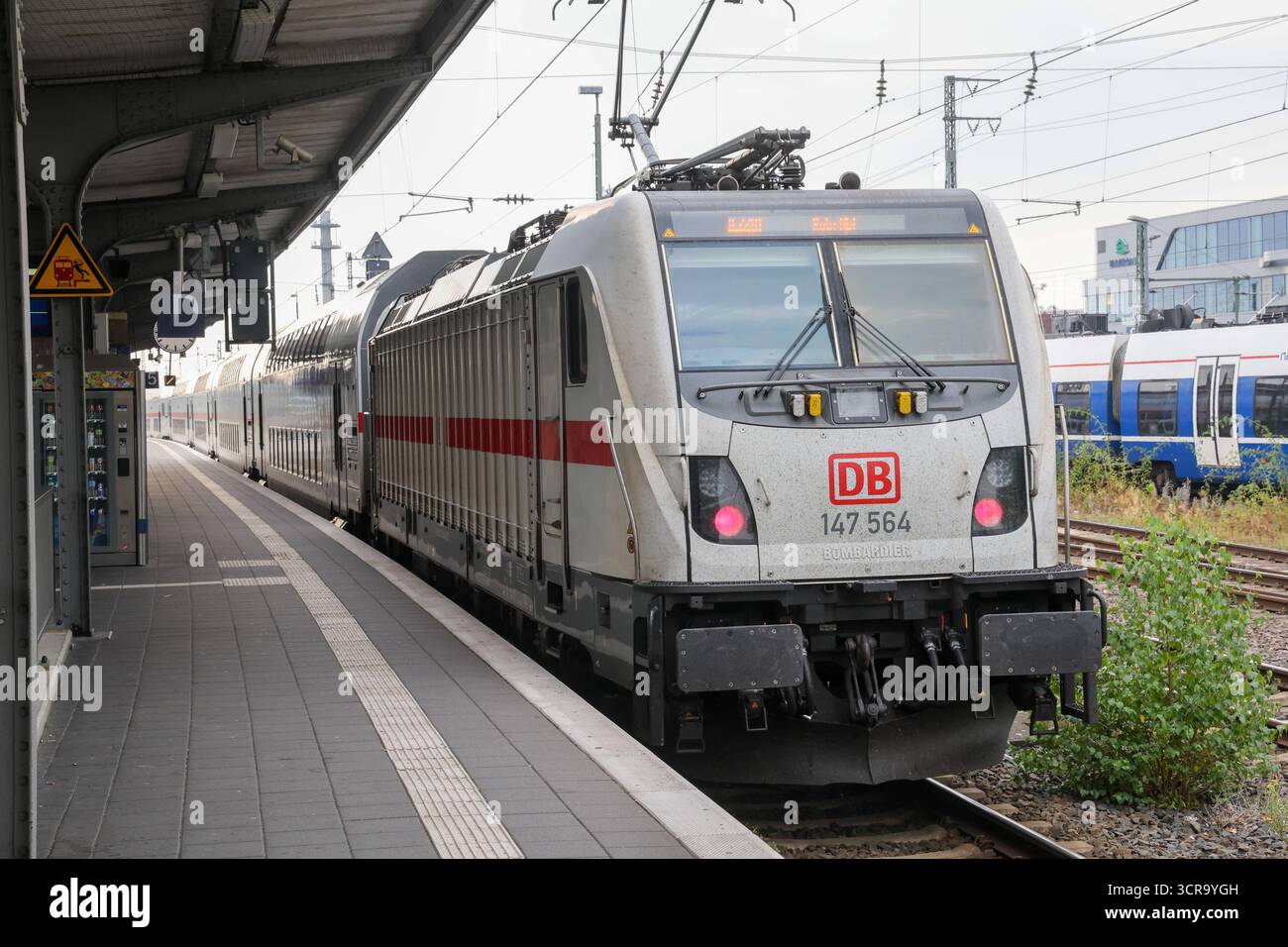 Bahnhof Rheine. Intercity Zug der Deutschen Bahn IC / IC2 Doppelstock ...
