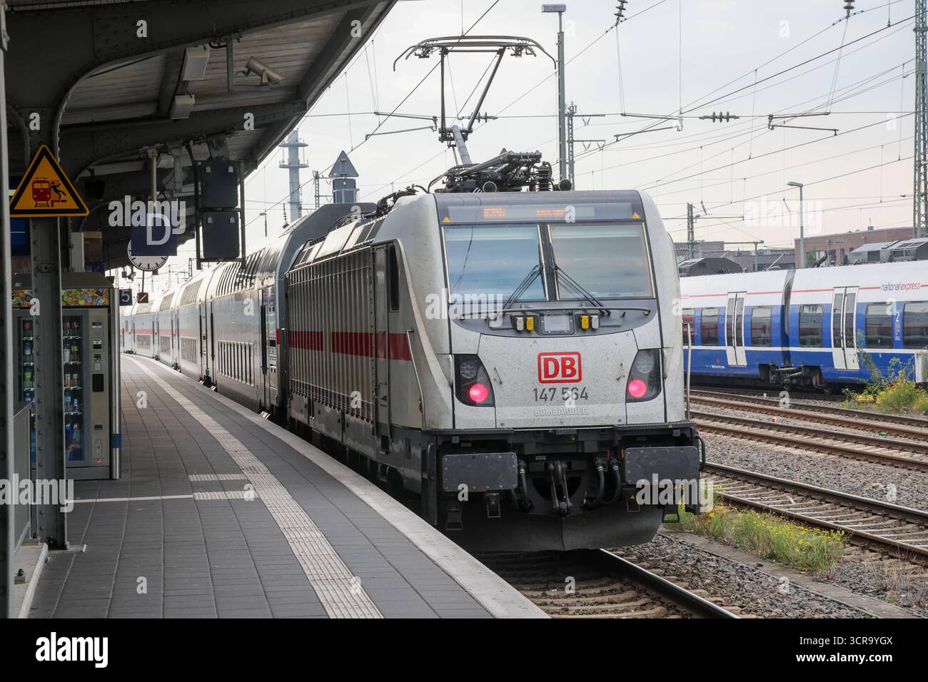 Bahnhof Rheine. Intercity Zug der Deutschen Bahn IC / IC2 Doppelstock ...