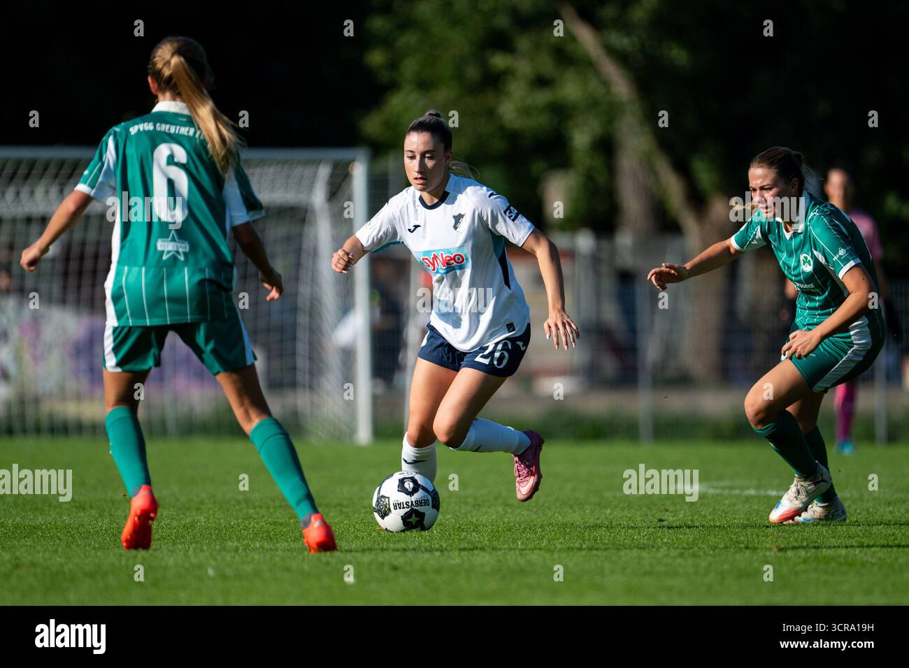 Janna Grimm (TSG Hoffenheim, #26) am Ball, davor Elena Grill (SpVgg ...