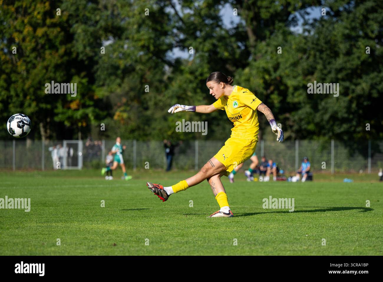Lisa Bayer (SpVgg Greuther Fuerth, #01) am Ball, GER, SpVgg Greuther ...