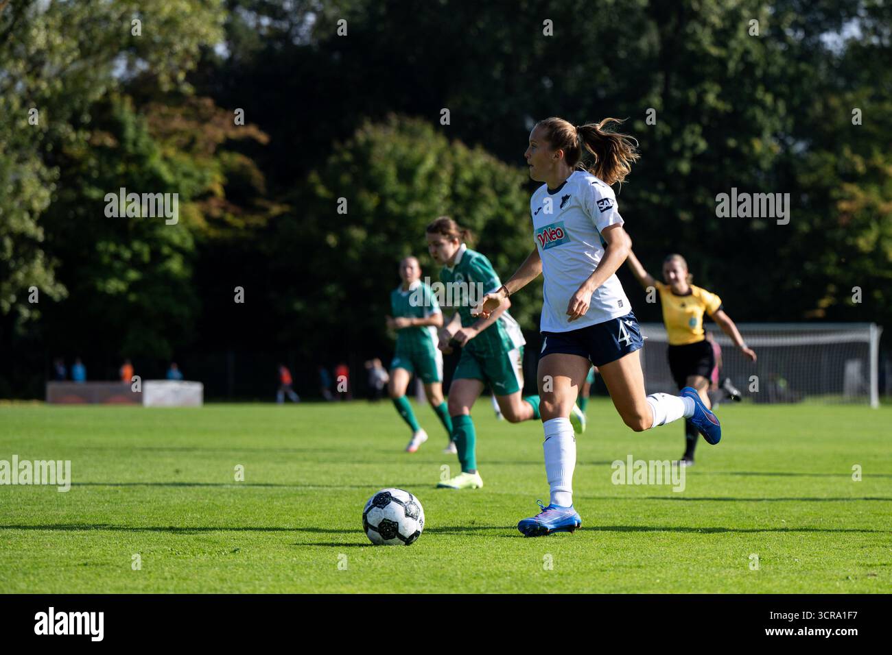 Lisann Kaut (TSG Hoffenheim, #04) am Ball, GER, SpVgg Greuther Fuerth ...