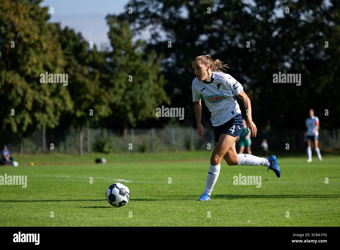 Lisann Kaut (TSG Hoffenheim, #04) am Ball, GER, SpVgg Greuther Fuerth ...